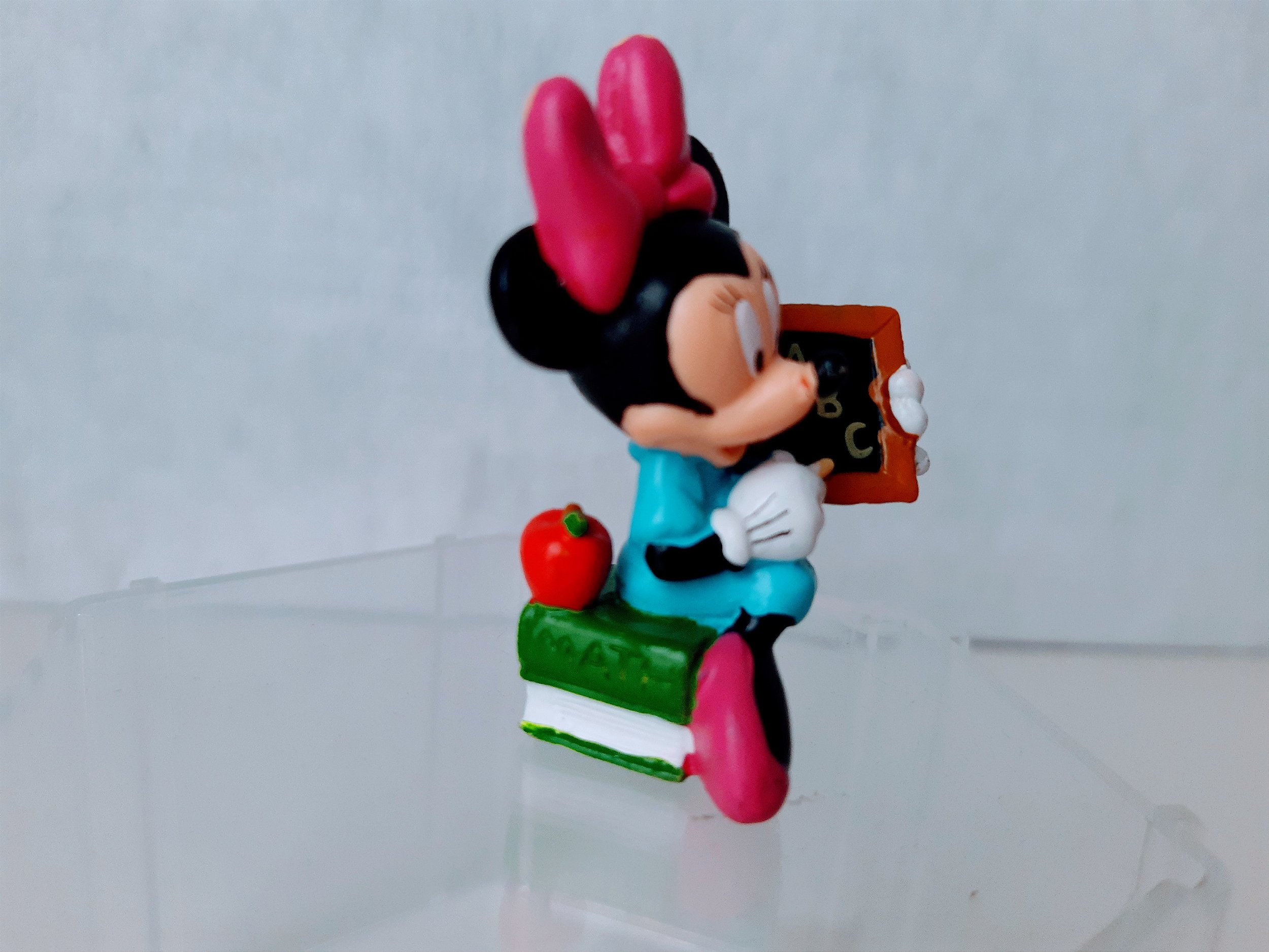 Miniatura Disney Applause de Minnie ensinando o ABC sentada sobre ...