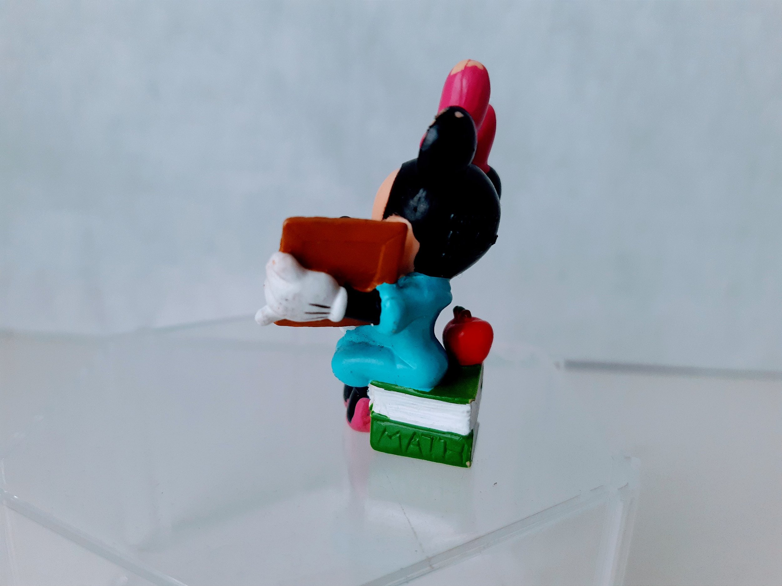 Miniatura Disney Applause de Minnie ensinando o ABC sentada sobre ...