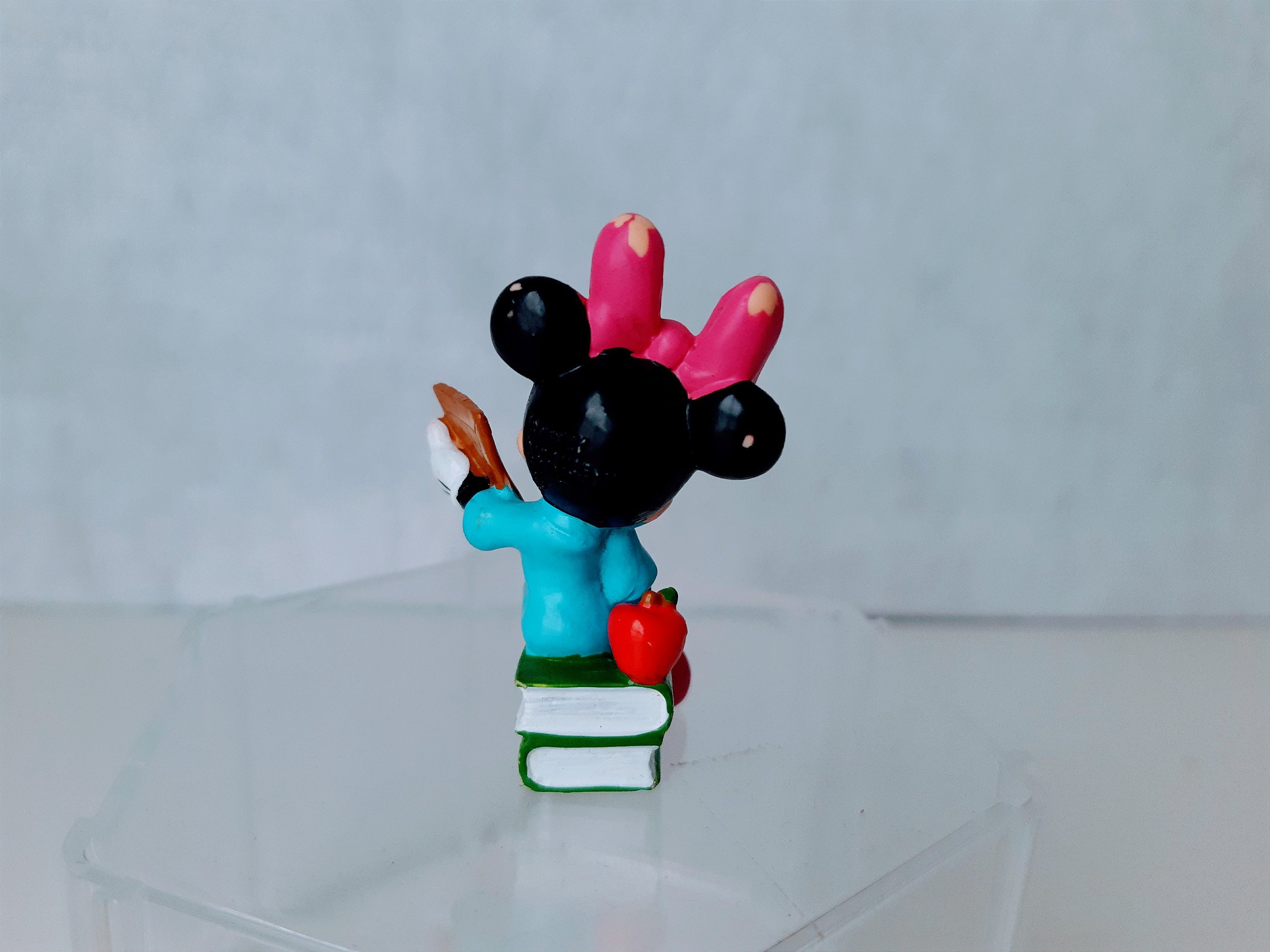 Miniatura Disney Applause de Minnie ensinando o ABC sentada sobre ...