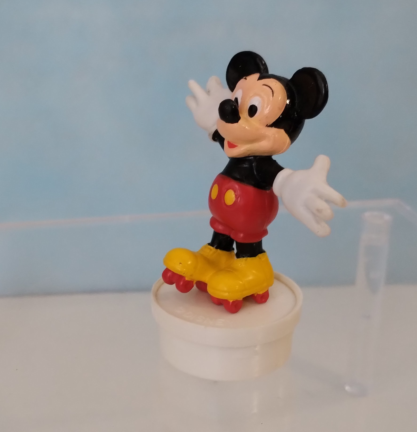 Miniatura Disney Mickey de roller skates promoção.Nestle anos 90 2+5cm ...