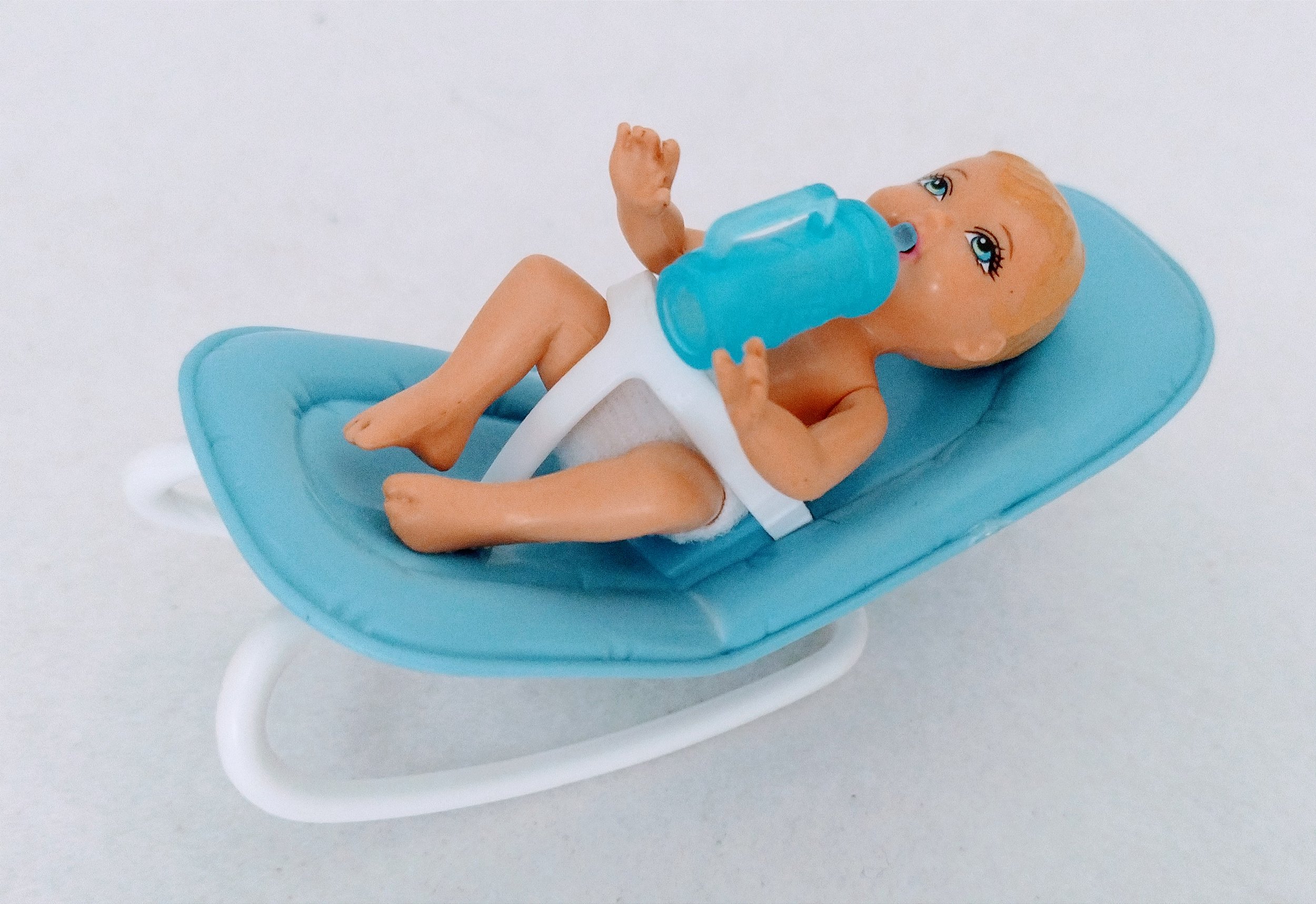 Bebe da Barbie na cadeira balançante azul, com mamadeira - Taffy Shop ...