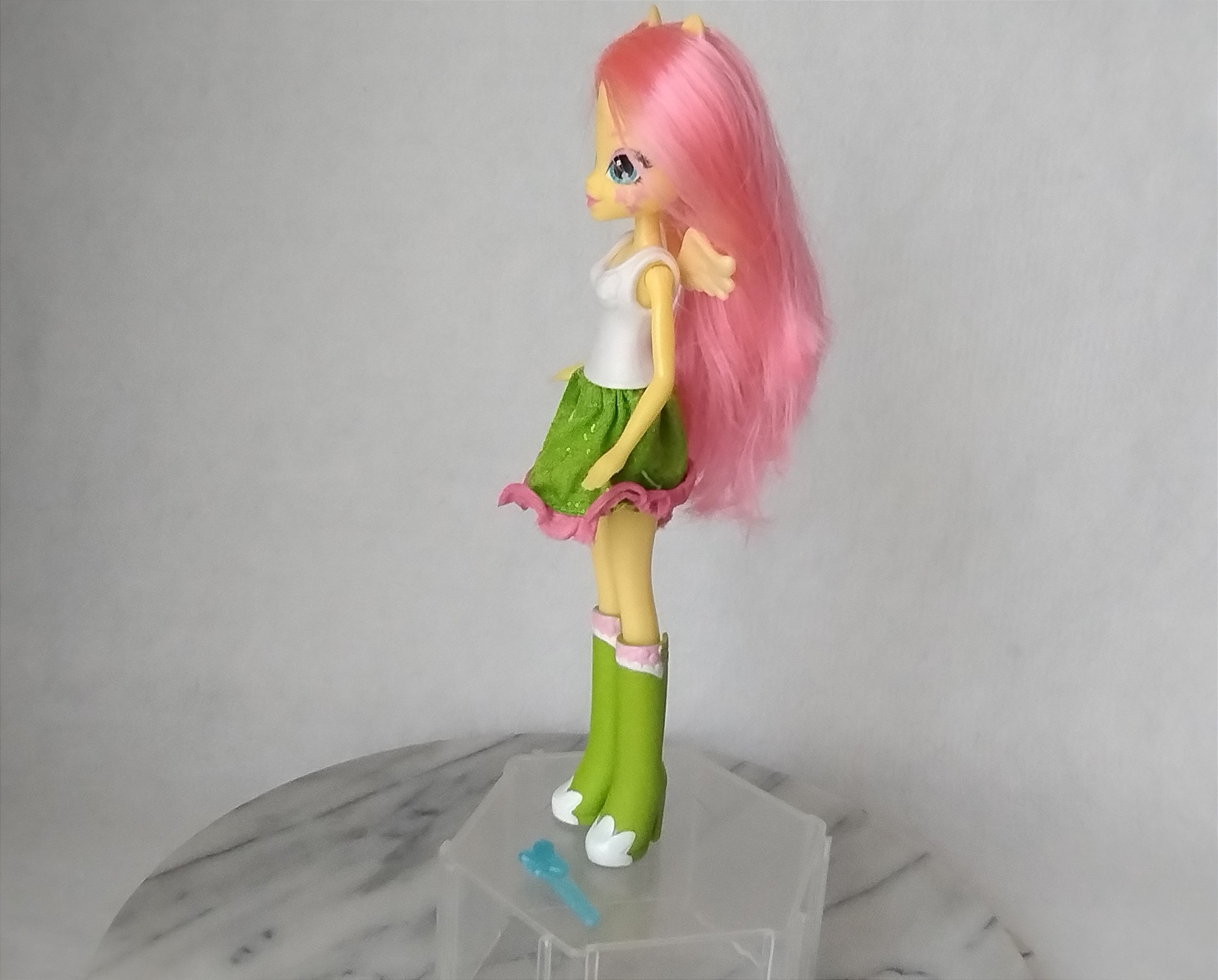 Boneca my little pony equestria girls Fluttershy usada 23 cm - Taffy Shop - Brechó de brinquedos