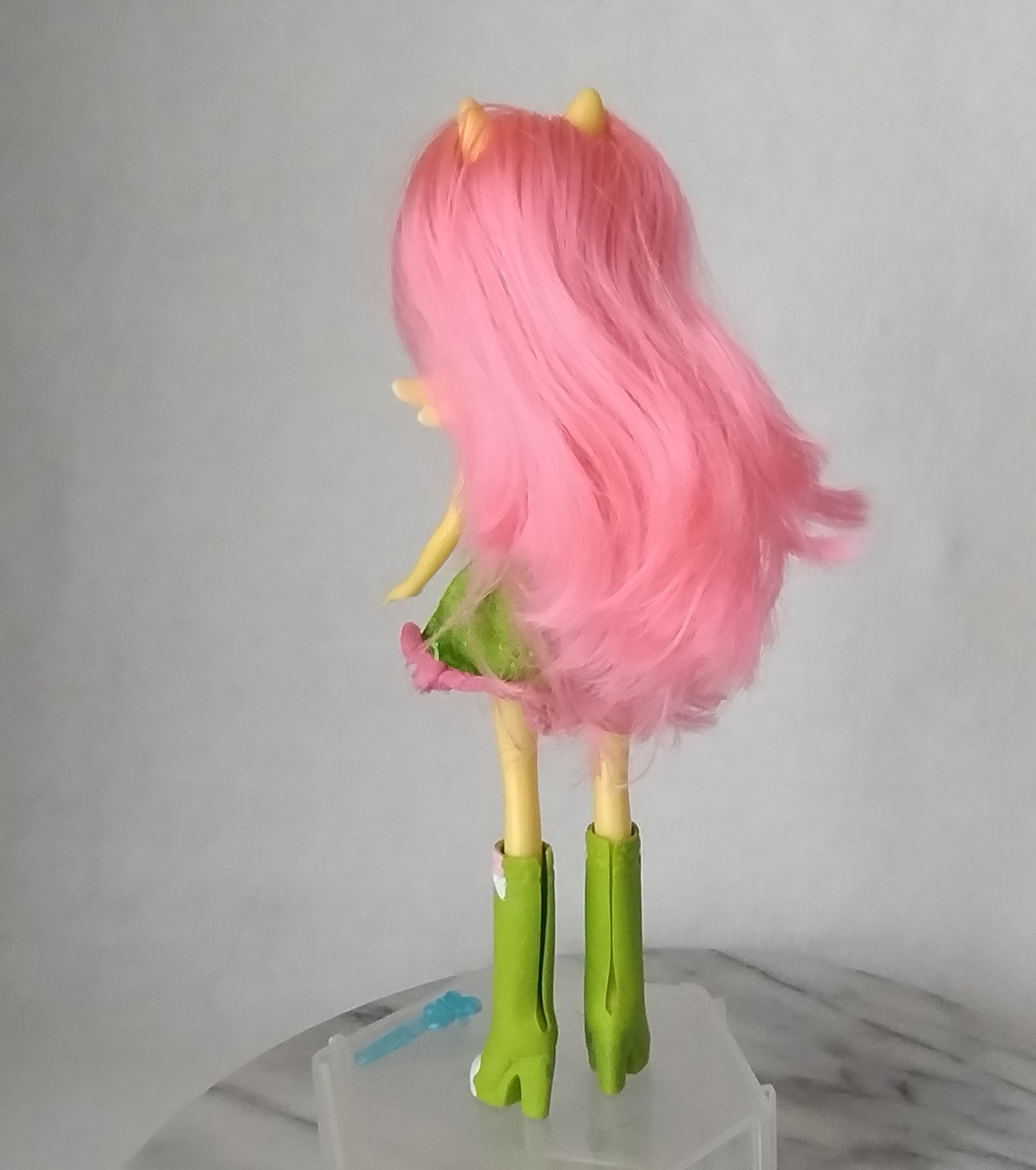 Boneca my little pony equestria girls Fluttershy usada 23 cm - Taffy Shop - Brechó de brinquedos