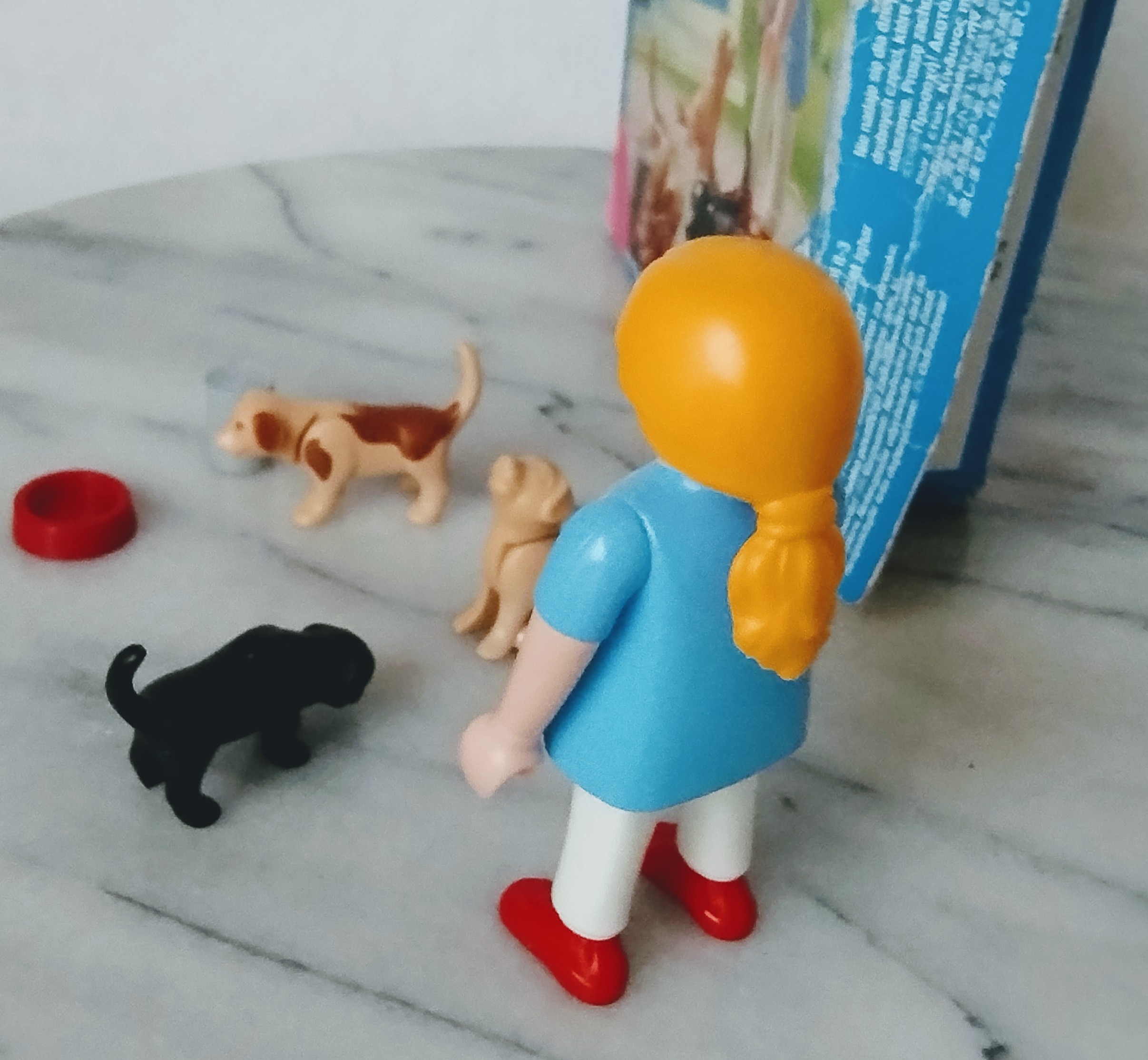 Playmobil 4687 menina e 3 filhotes dw cachorro - Taffy Shop - Brechó de ...