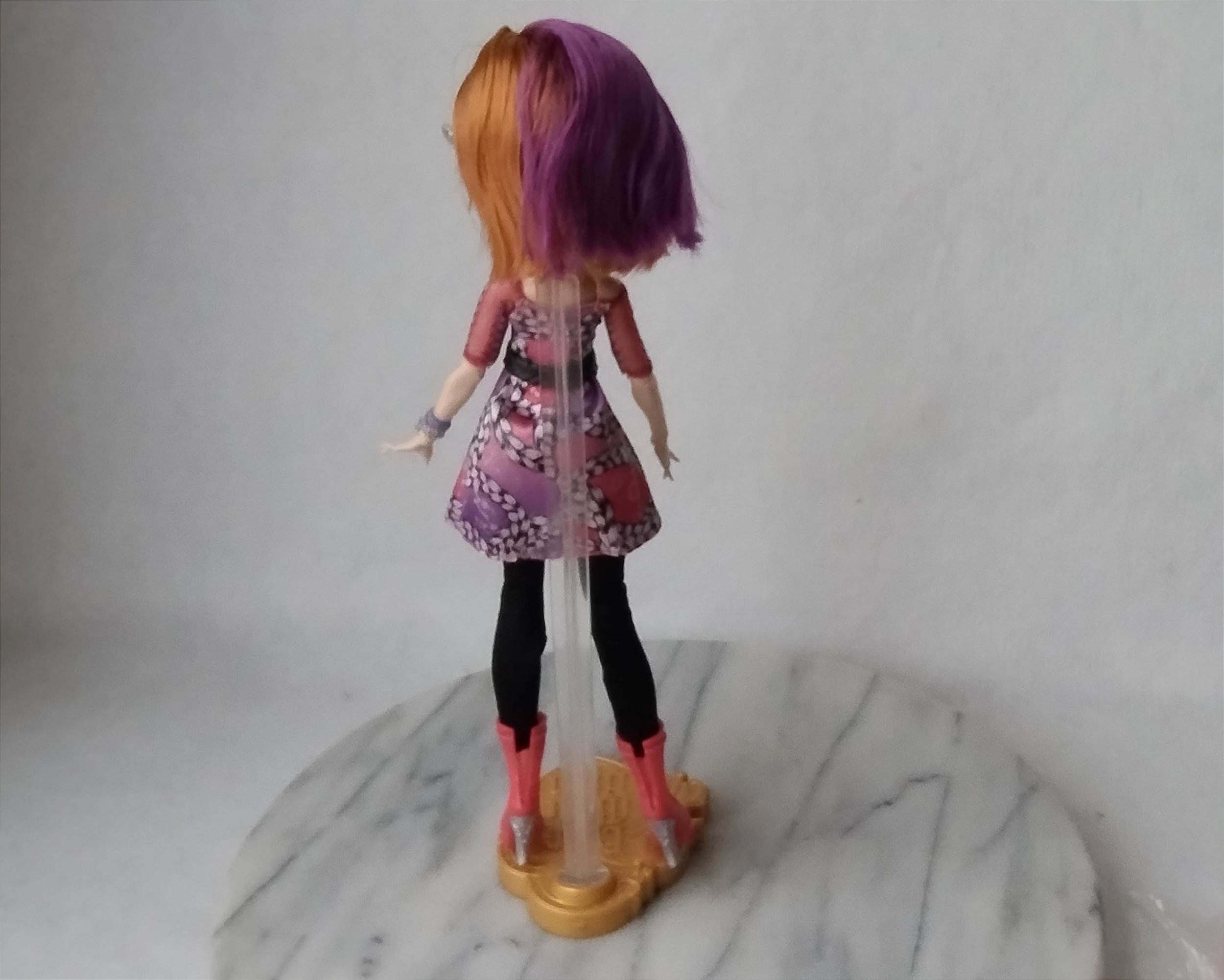 Boneca ever after high poppy O'Hair incompleta - Taffy Shop - Brechó de ...