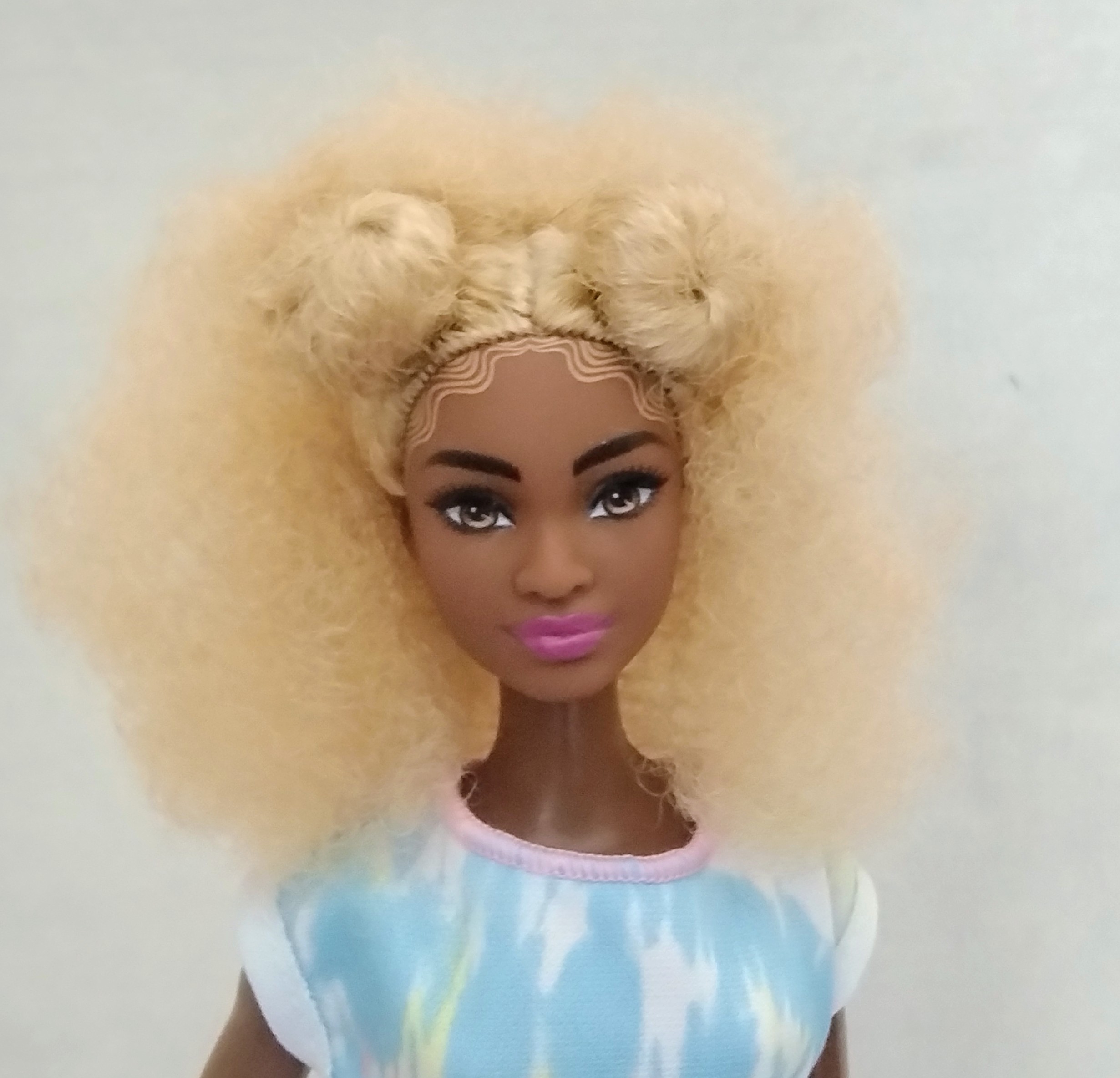 Barbie fashionistas #180 loira afro, Mattel 2022 - Taffy Shop - Brechó ...