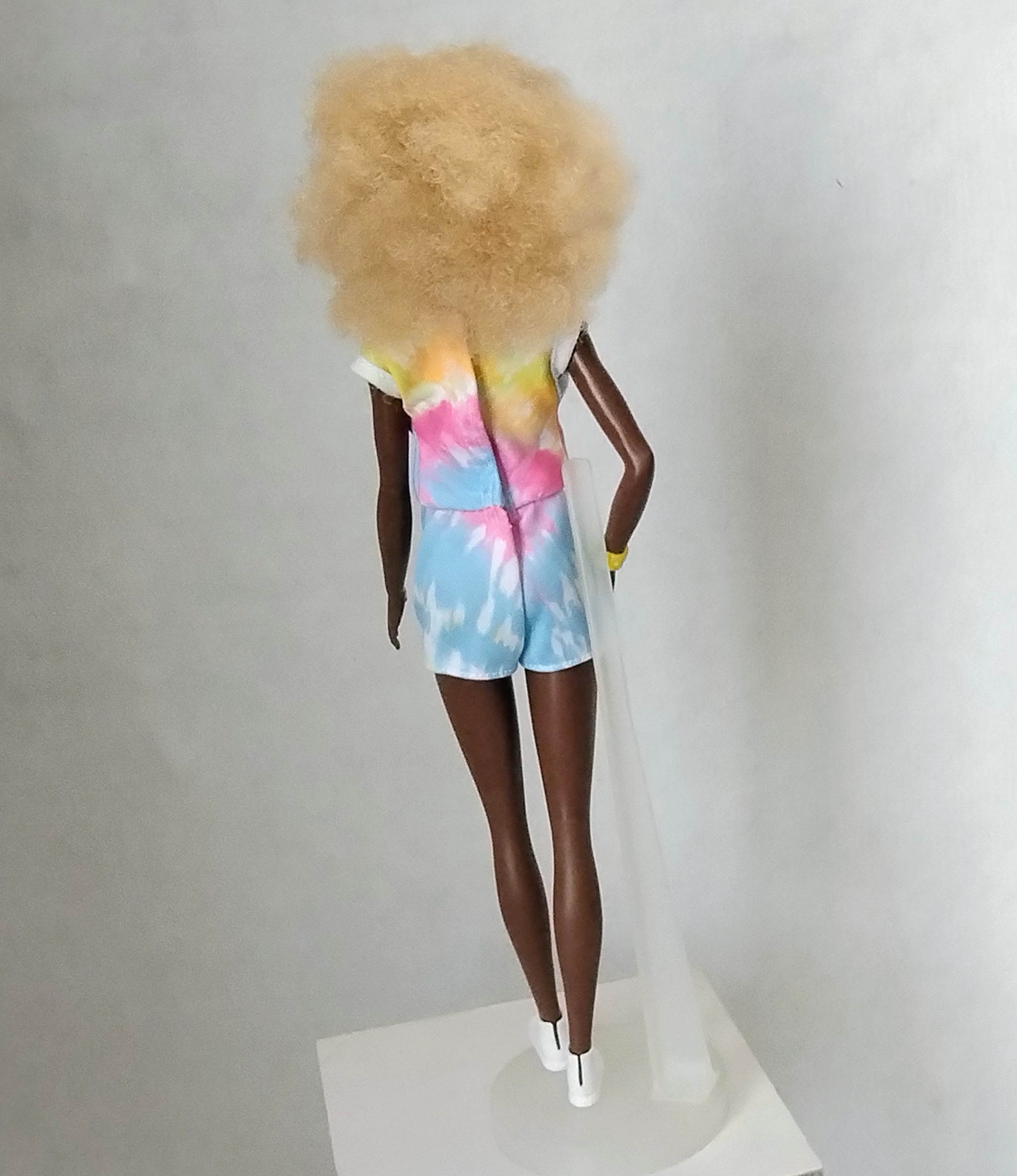 Barbie fashionistas #180 loira afro, Mattel 2022 - Taffy Shop - Brechó ...