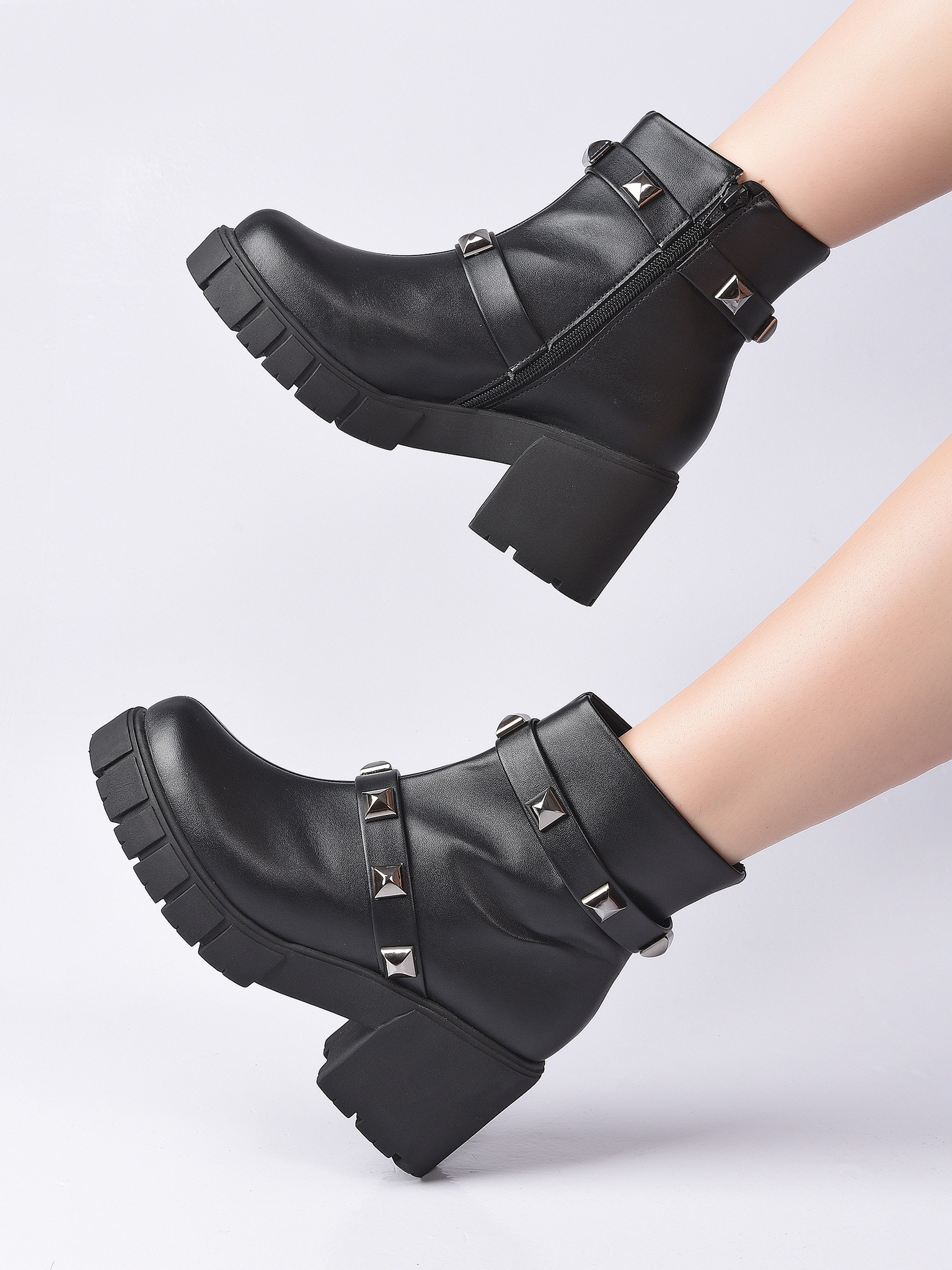 Bota Coturno Preto com Solado Tratorado e Aplicação de Spike Moderna ...