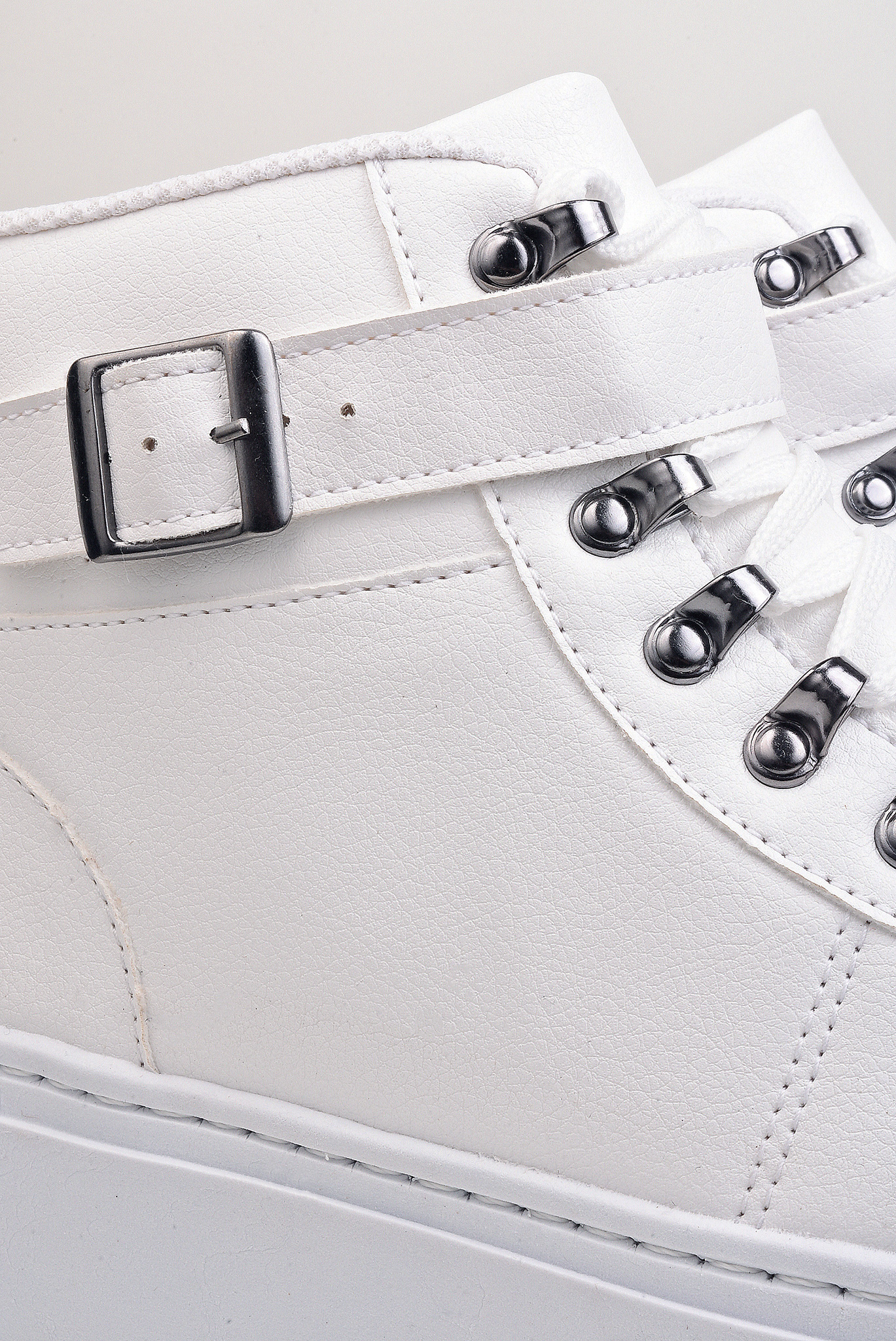 Tênis Botinha Branco: Solado Branco, Casual e Moderno - Salook Calçados