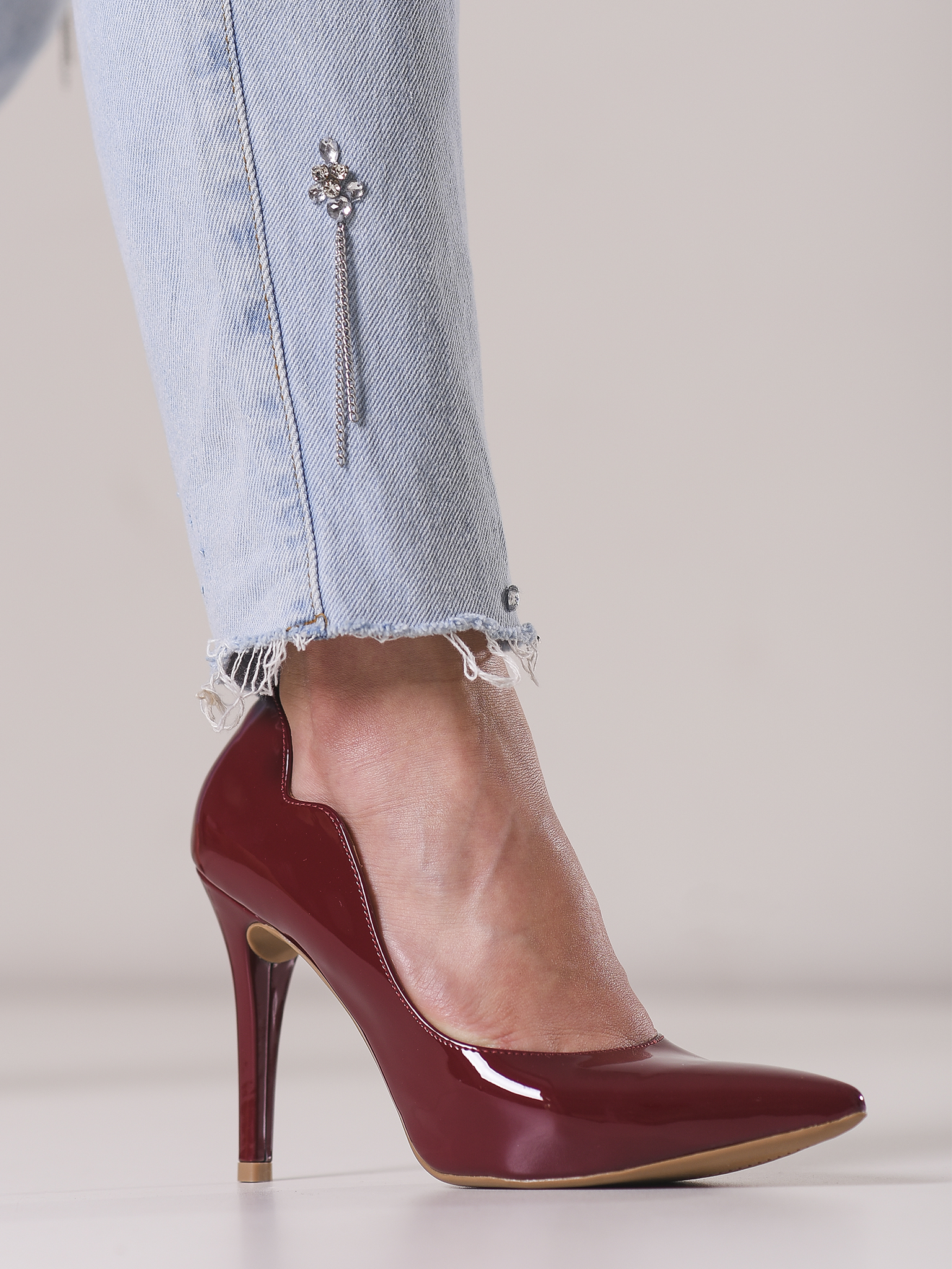 Scarpin Burgundy Verniz - Elegância e Modernidade com Salto Alto Fino ...