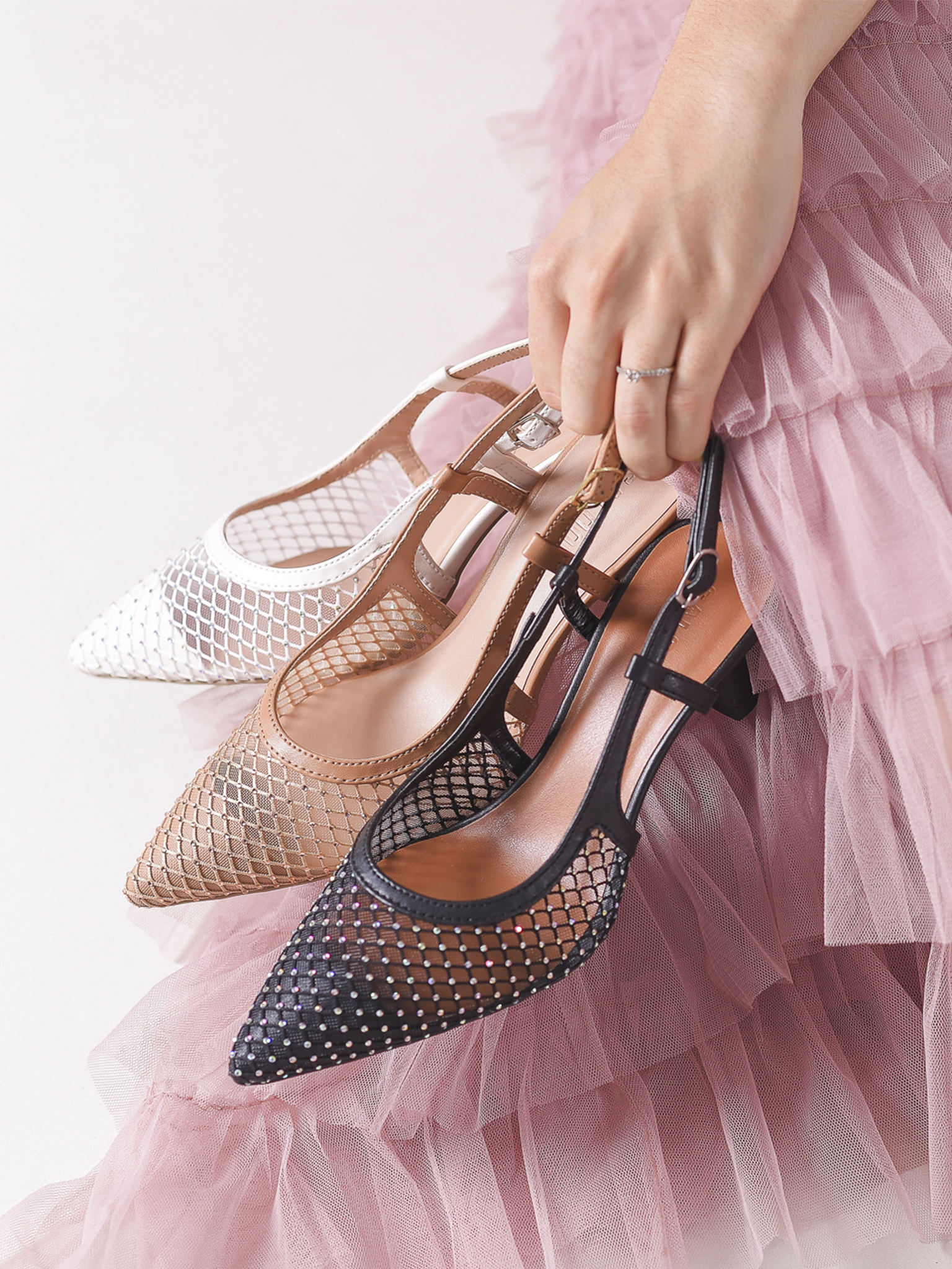 Scarpin Slingback Off White com Tela e Strass Brilhante - Salook Calçados