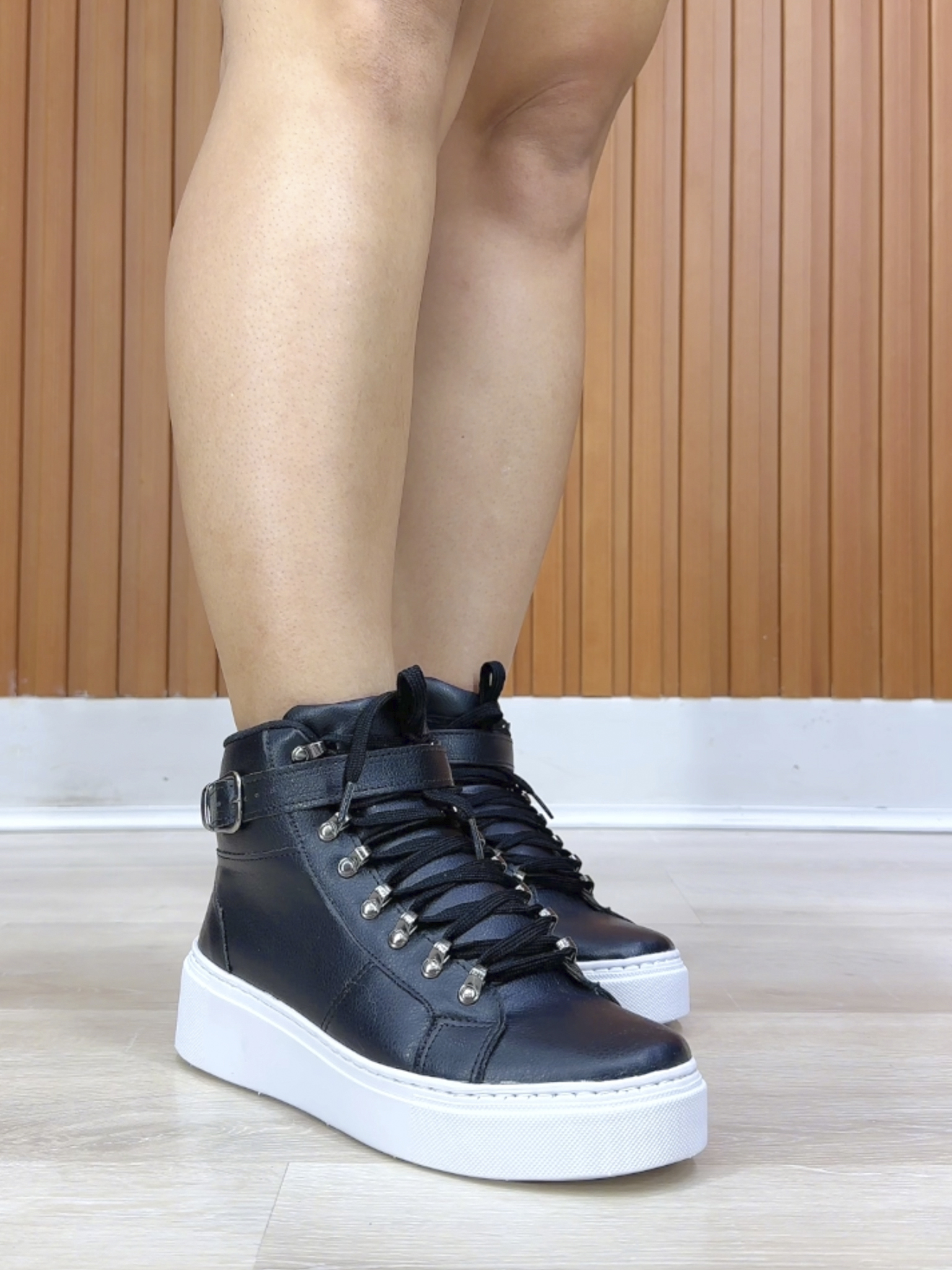 Tênis Botinha Preto Solado Branco | Seu calçado do dia a dia - Salook ...