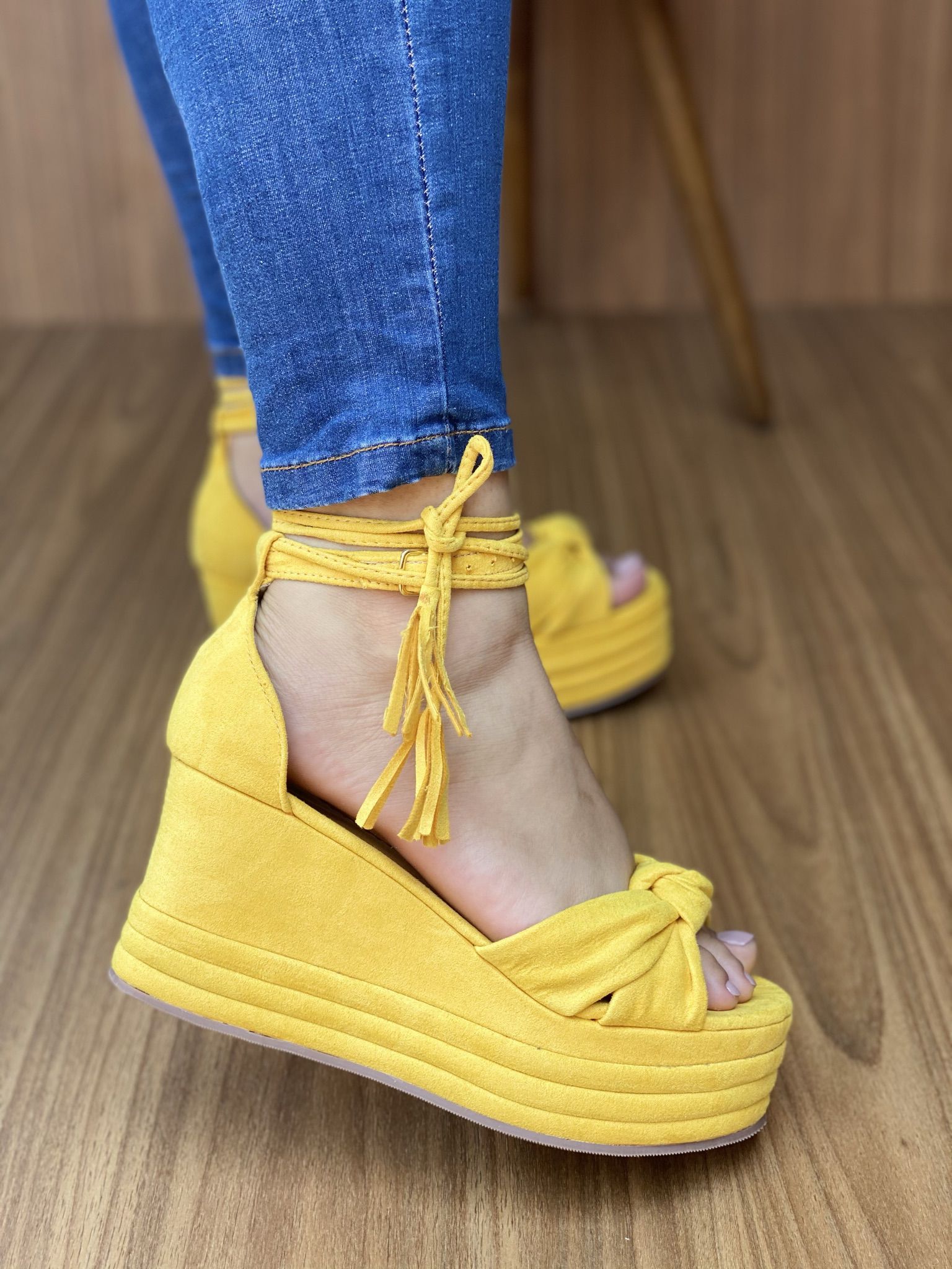 Sandália Anabela Amarelo: Estilo Vibrante e Conforto - Salook Calçados