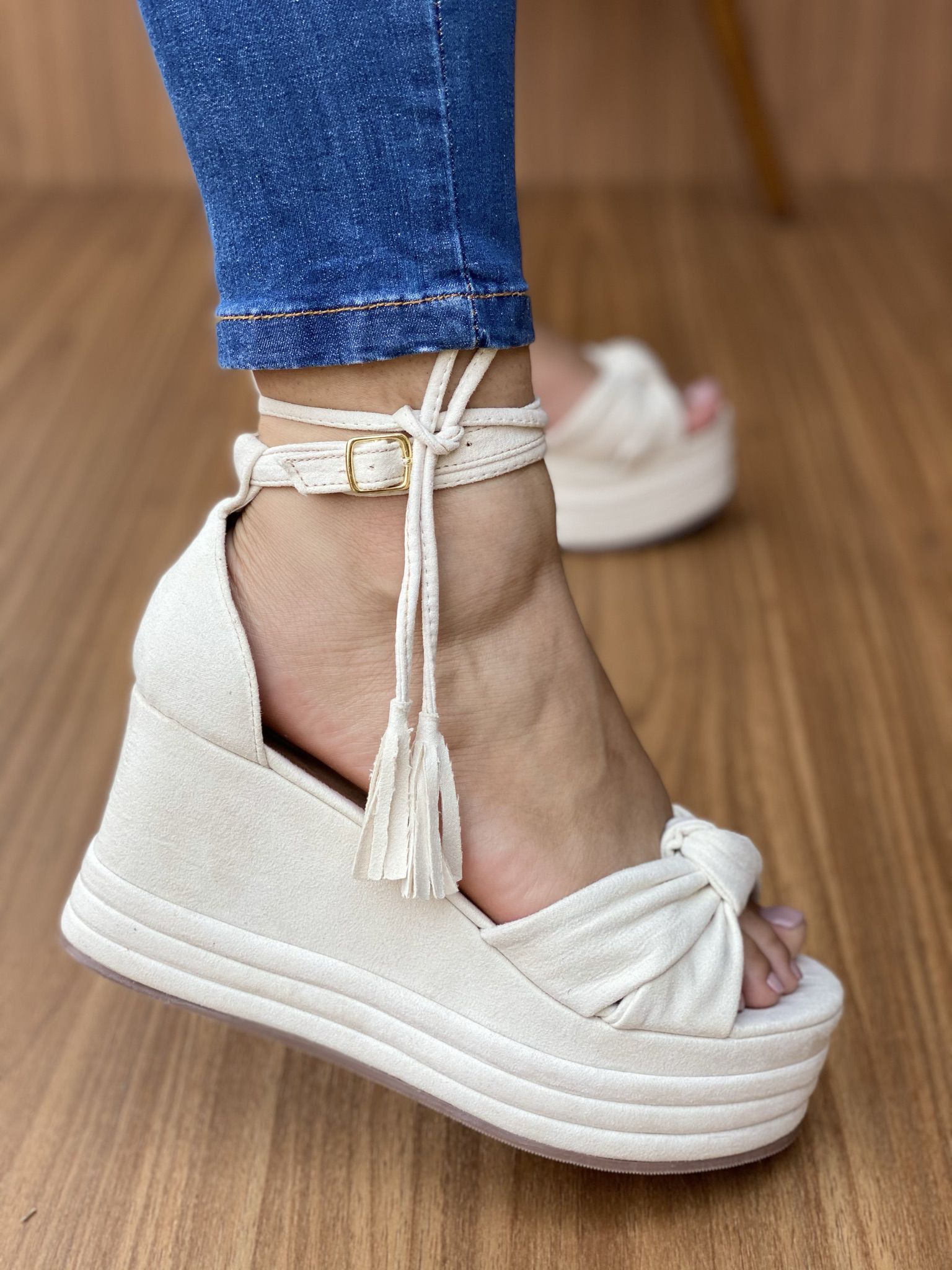 Sandália Anabela Branco: Elegância e Conforto em Tons Neutros - Salook ...