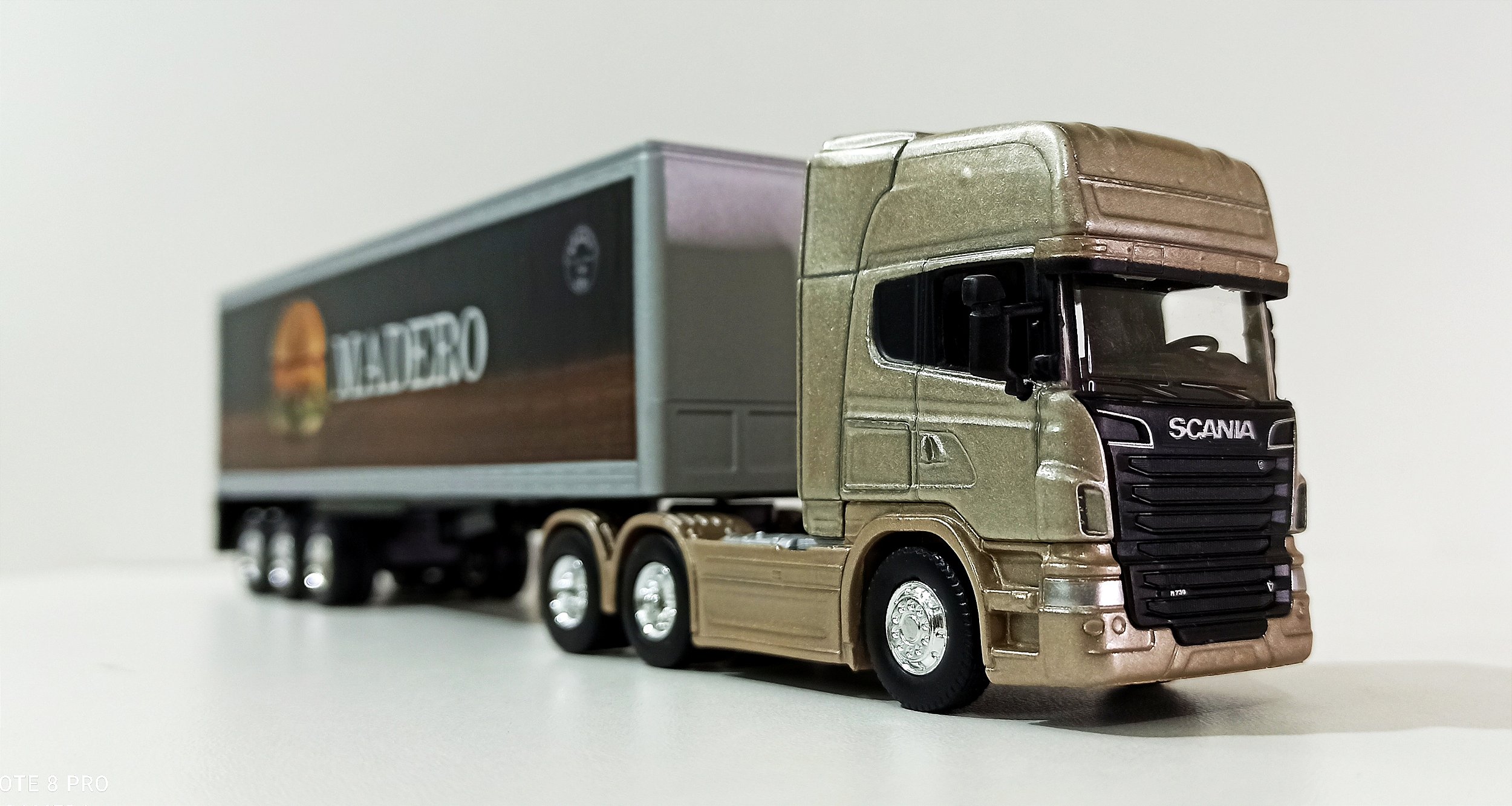 Miniatura De Caminhão Scania V8 R730 da Madero Exclusiva 1/64 - EduBus ...