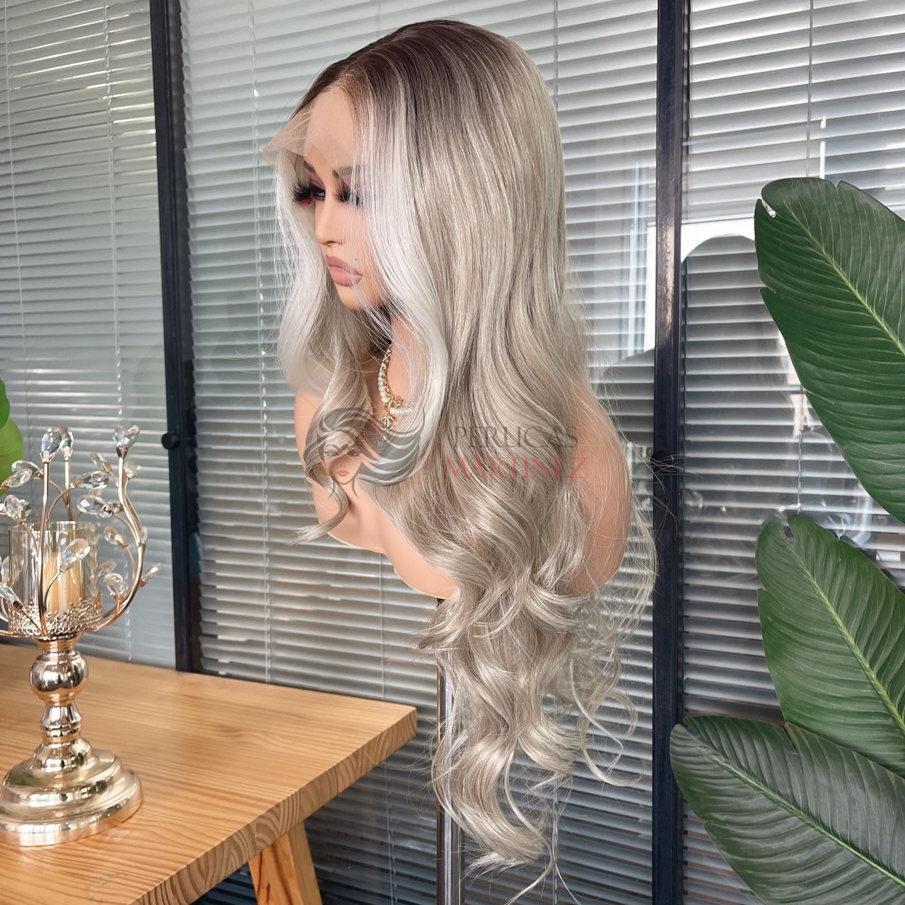 LACE FRONT JADE CINZA PLATINADA COM MECHAS E RAIZ - Perucas Martinez