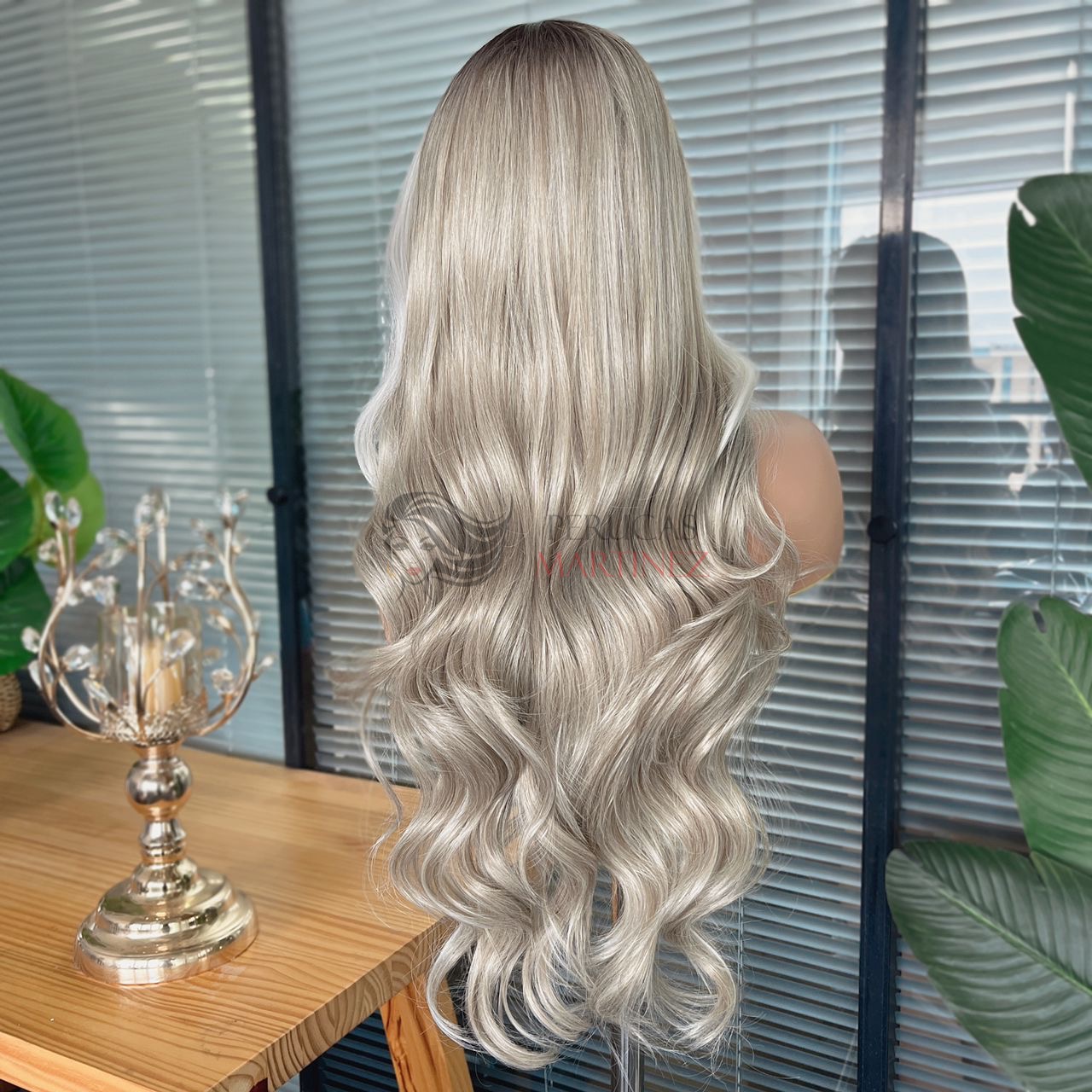 LACE FRONT JADE CINZA PLATINADA COM MECHAS E RAIZ - Perucas Martinez