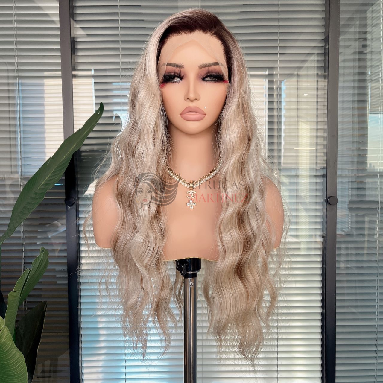 LACE FRONT KAMILLA HD LOIRA PLATINADA COM MECHAS - Perucas Martinez