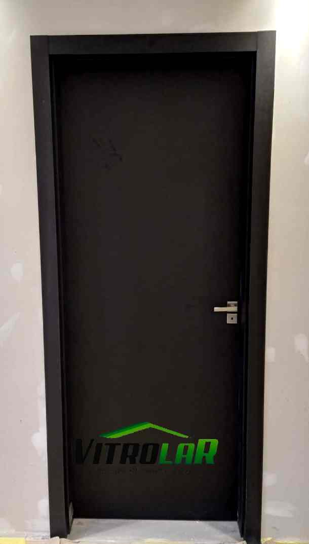 PORTA LISA REVESTIDA PET PVC PRETA - Vitrolar Maringá