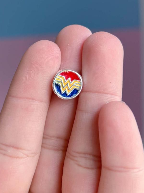 Berloque Mulher Maravilha - Folheado a prata - Cor de Marte