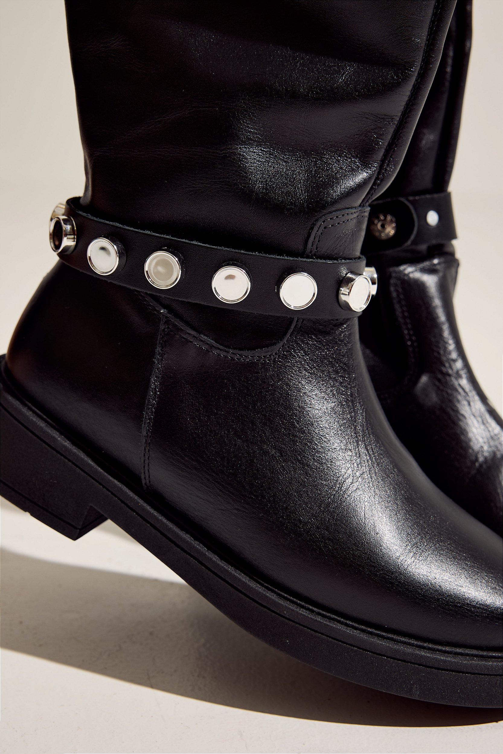 Bota Feminina Cano Longo Couro Amora (Preta) - USE HITZZ