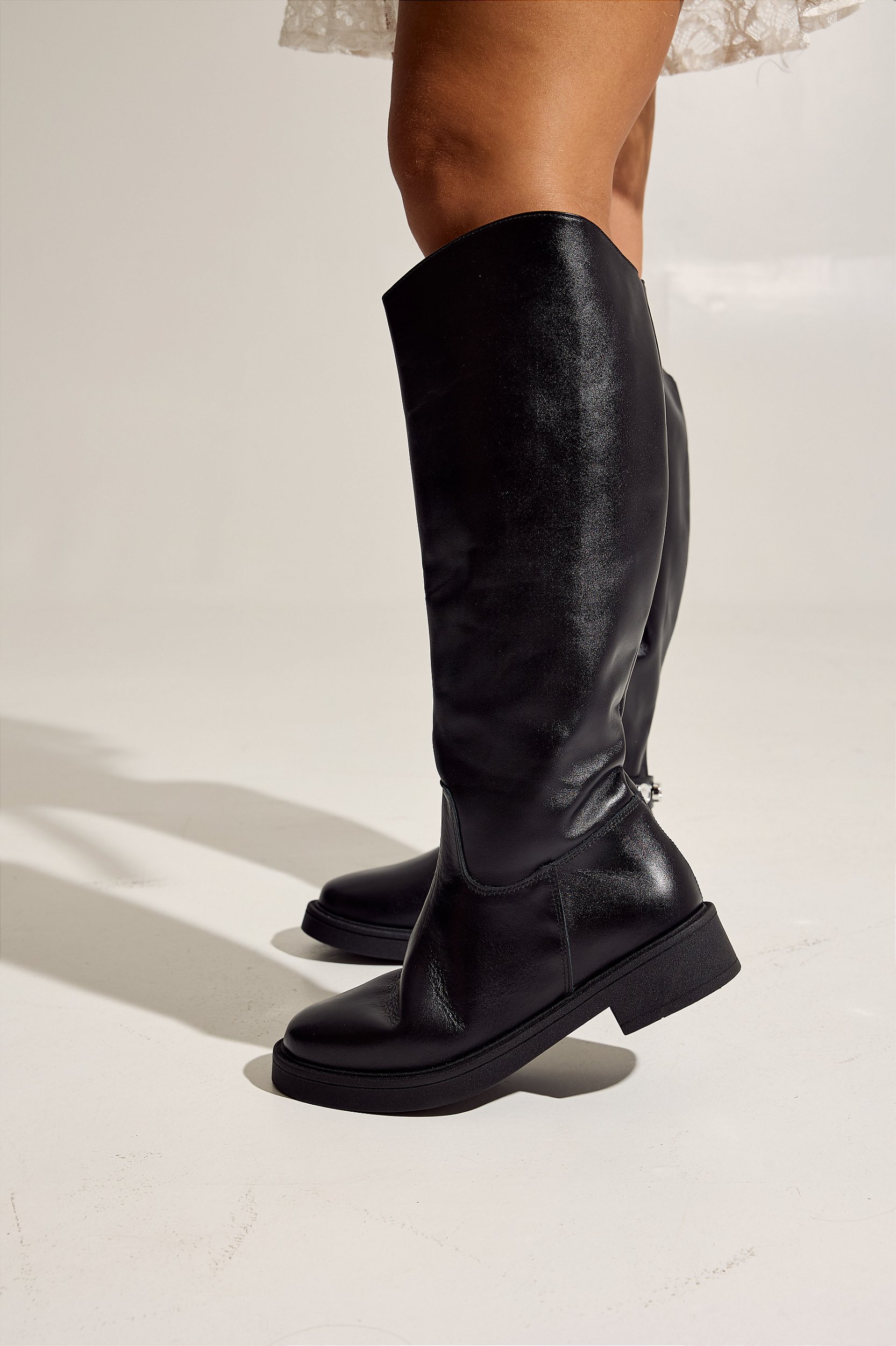 Bota Feminina Cano Longo Couro Amora (Preta) - USE HITZZ