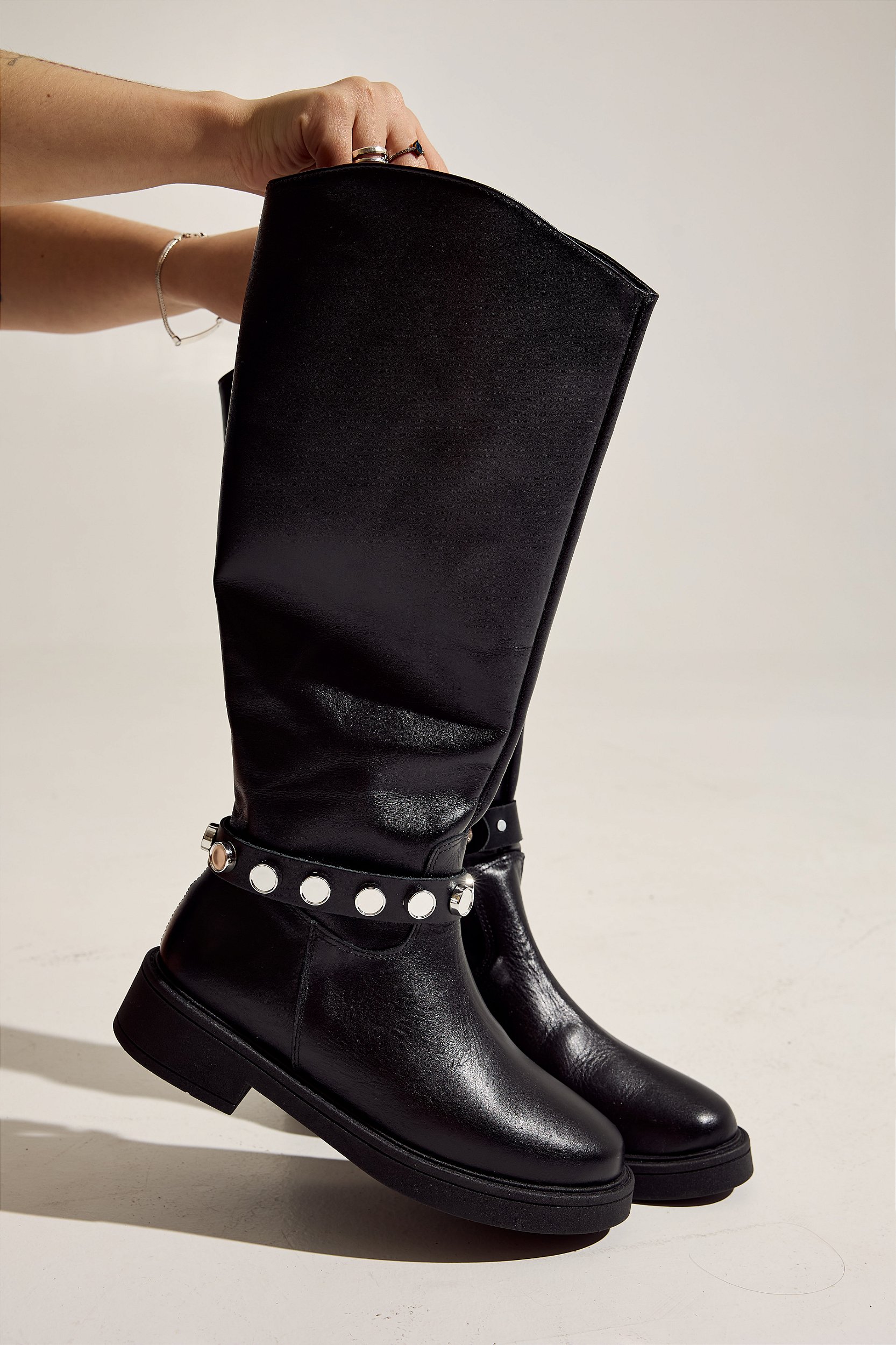 Bota Feminina Cano Longo Couro Amora (Preta) - USE HITZZ