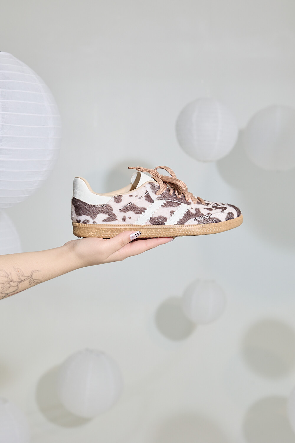 Tênis Feminino Cadarços Otavia Vaca (Off White com Marrom) - USE HITZZ