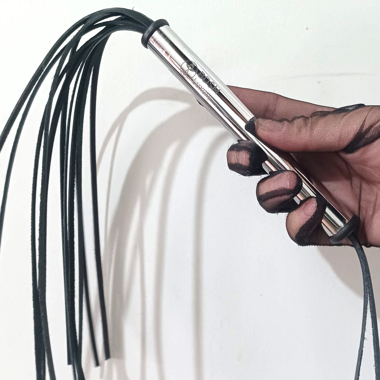 Flogger Smart com Cabo Cromado | Precisão e Estilo | BDSM Luxury - BDSM ...