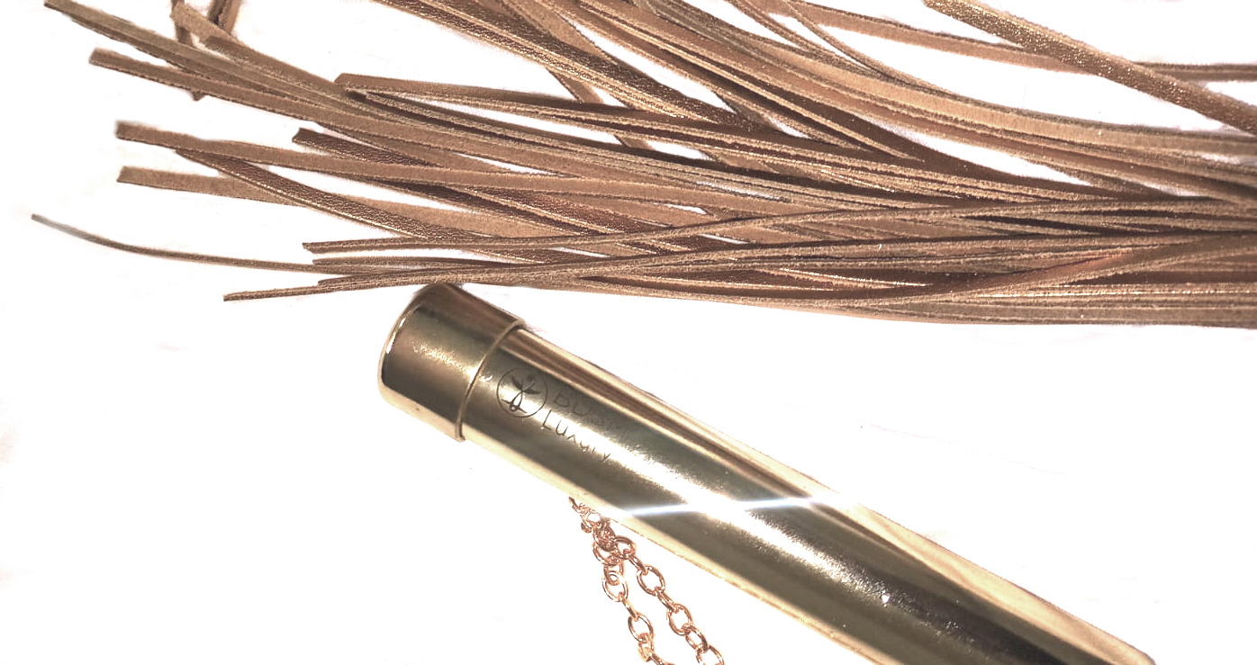 Flogger Dourado em Couro | BDSM Luxury - Intensifique Suas Sessões ...