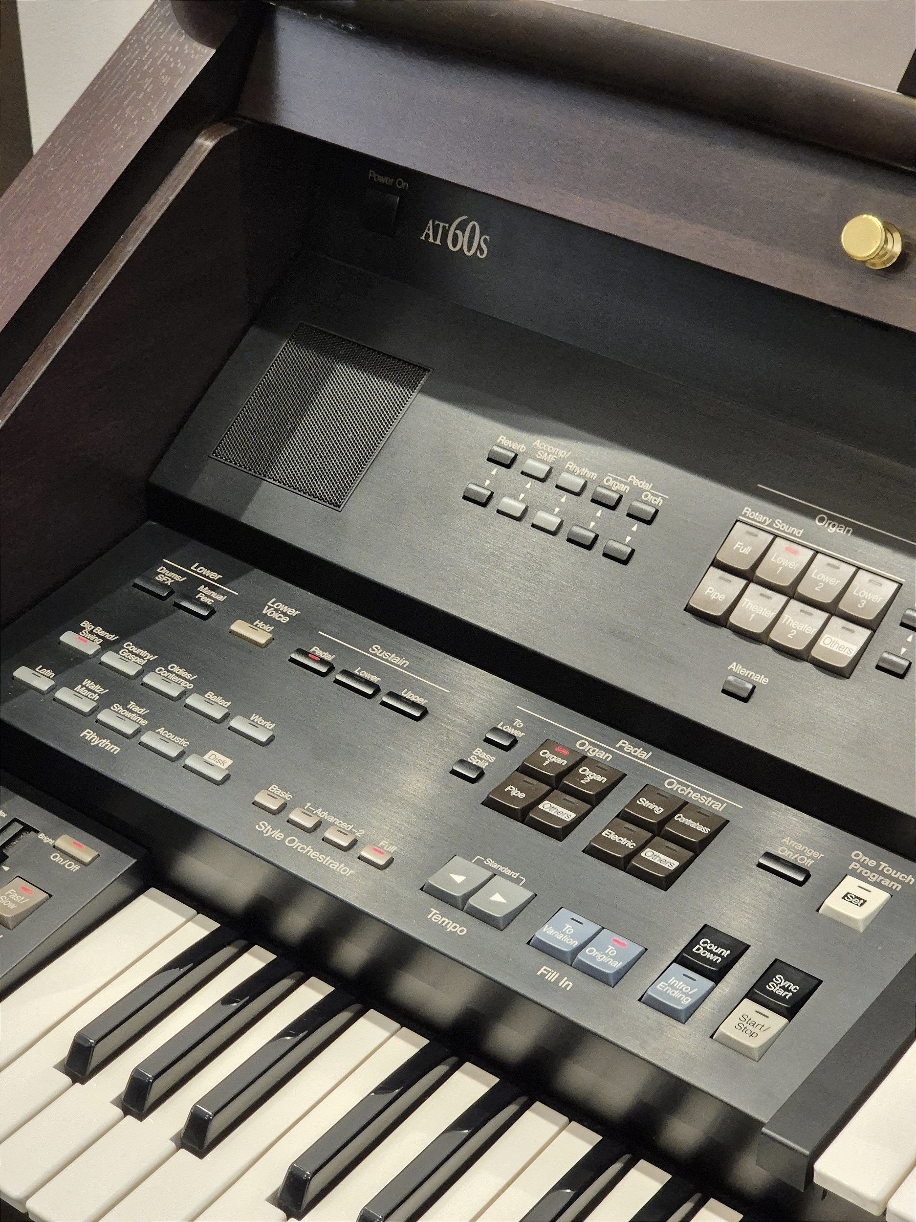 Órgão Roland Atelier AT60S - www.soteclas.com.br