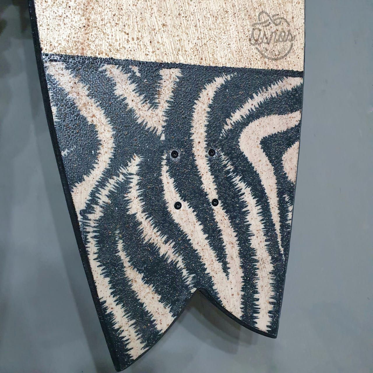 Skate simulador de surf - modelo FLATFISH ZEBRA - 35″ - Osnós Boards