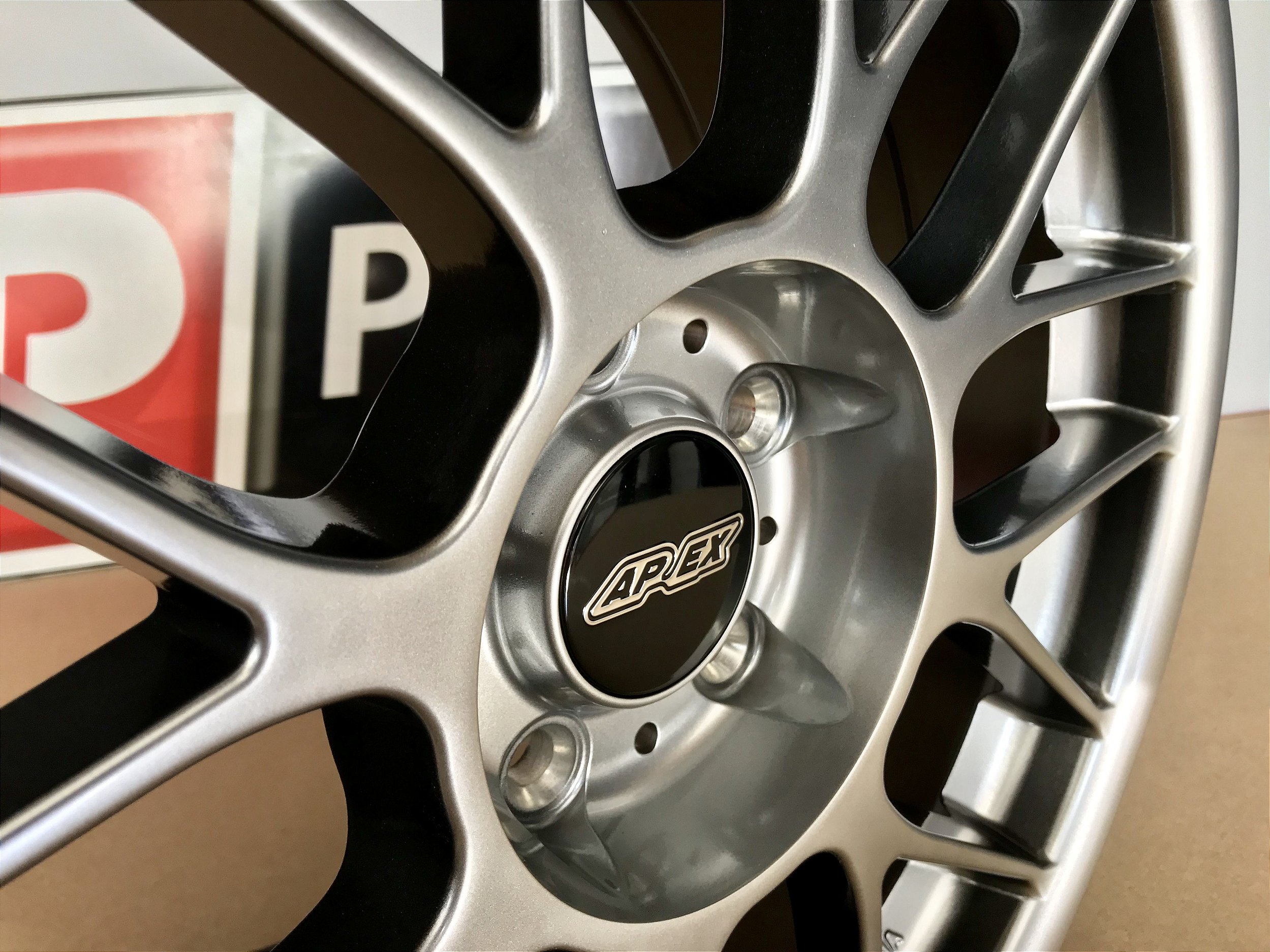 Rodas Esportivas APEX ARC-8 Hyper Black 5x120 17x8,5 ET40 - 17x9 ET42 ...