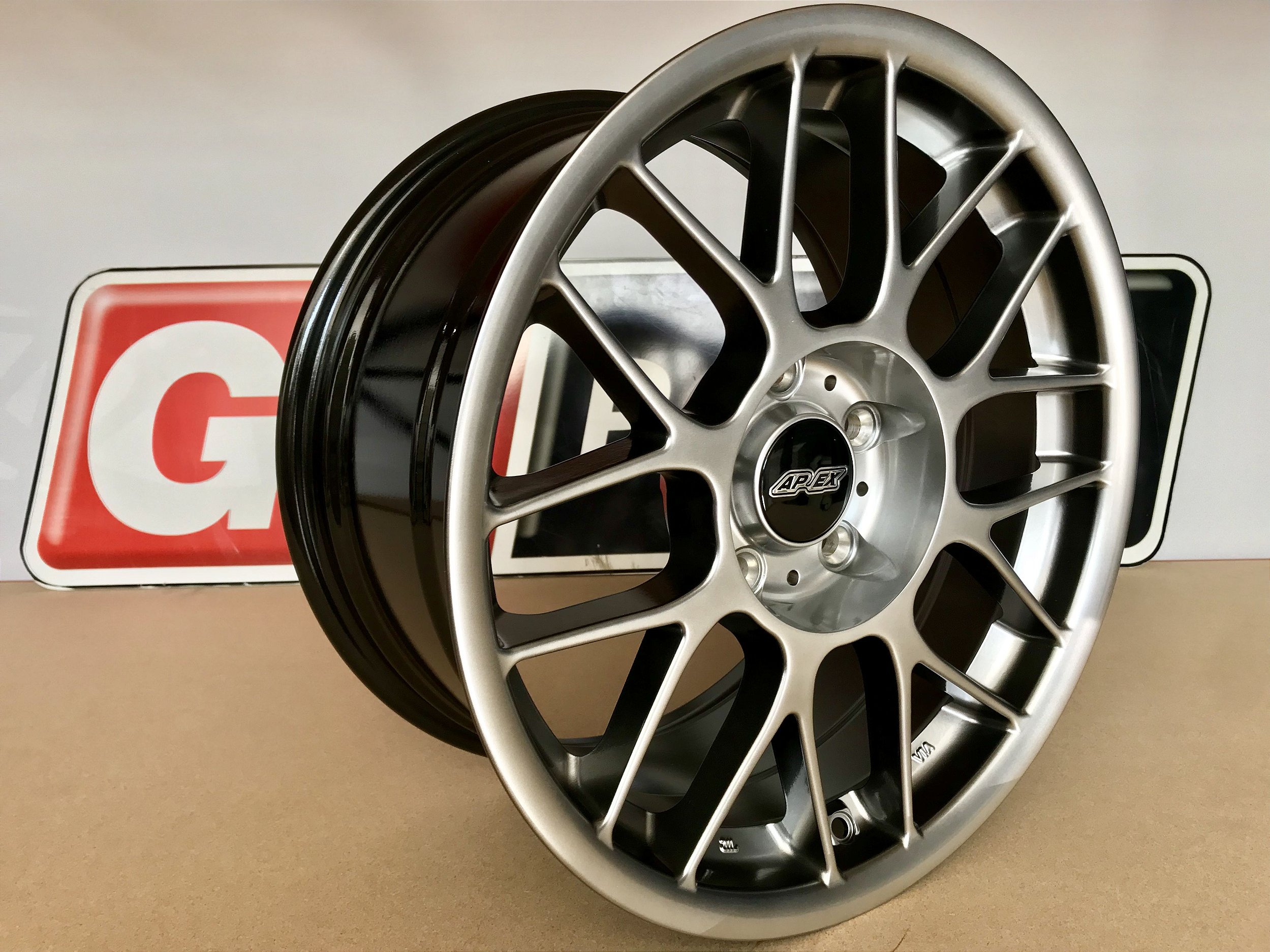 Rodas Esportivas APEX ARC-8 Hyper Black 5x120 17x8,5 ET40 - 17x9 ET42 ...