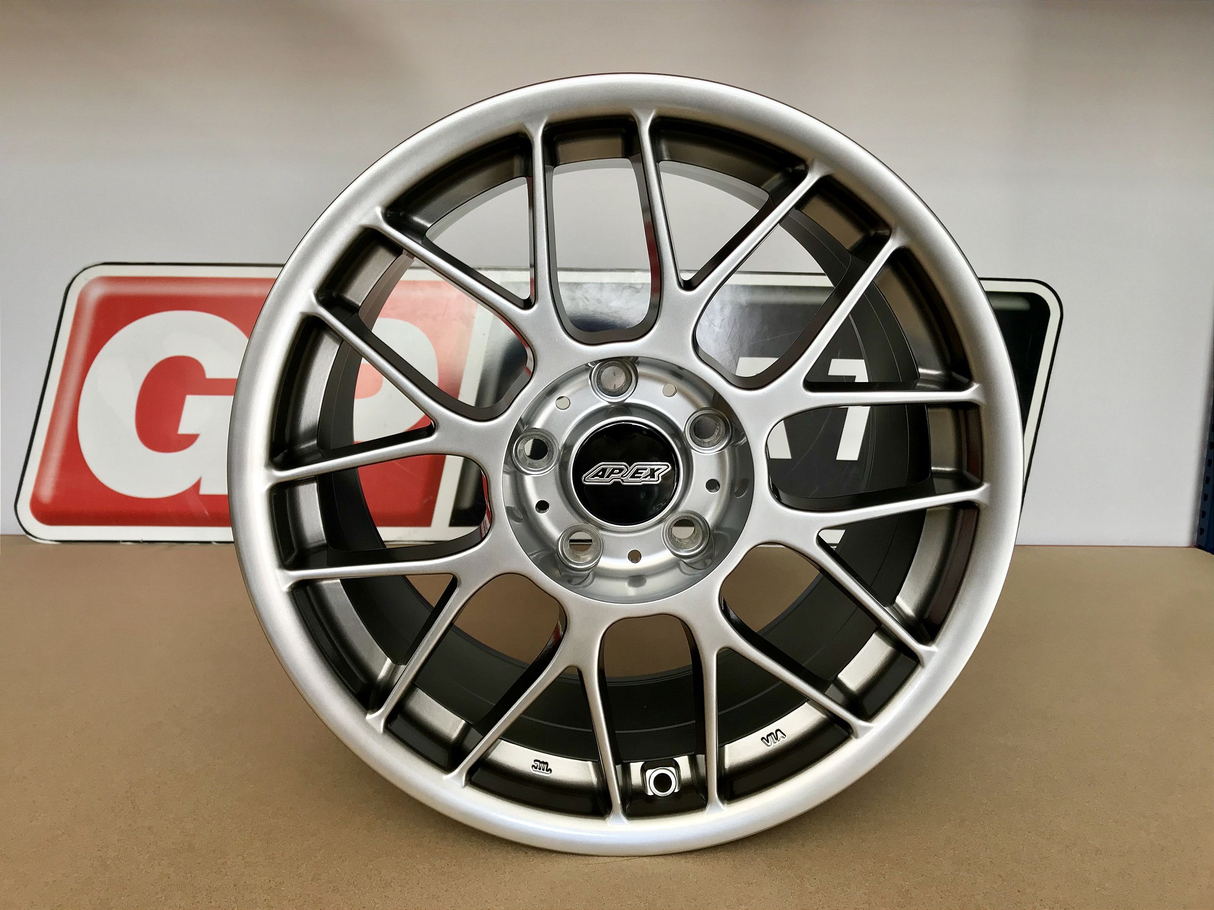 Rodas Esportivas APEX ARC-8 Hyper Black 5x120 17x8,5 ET40 - 17x9 ET42 ...