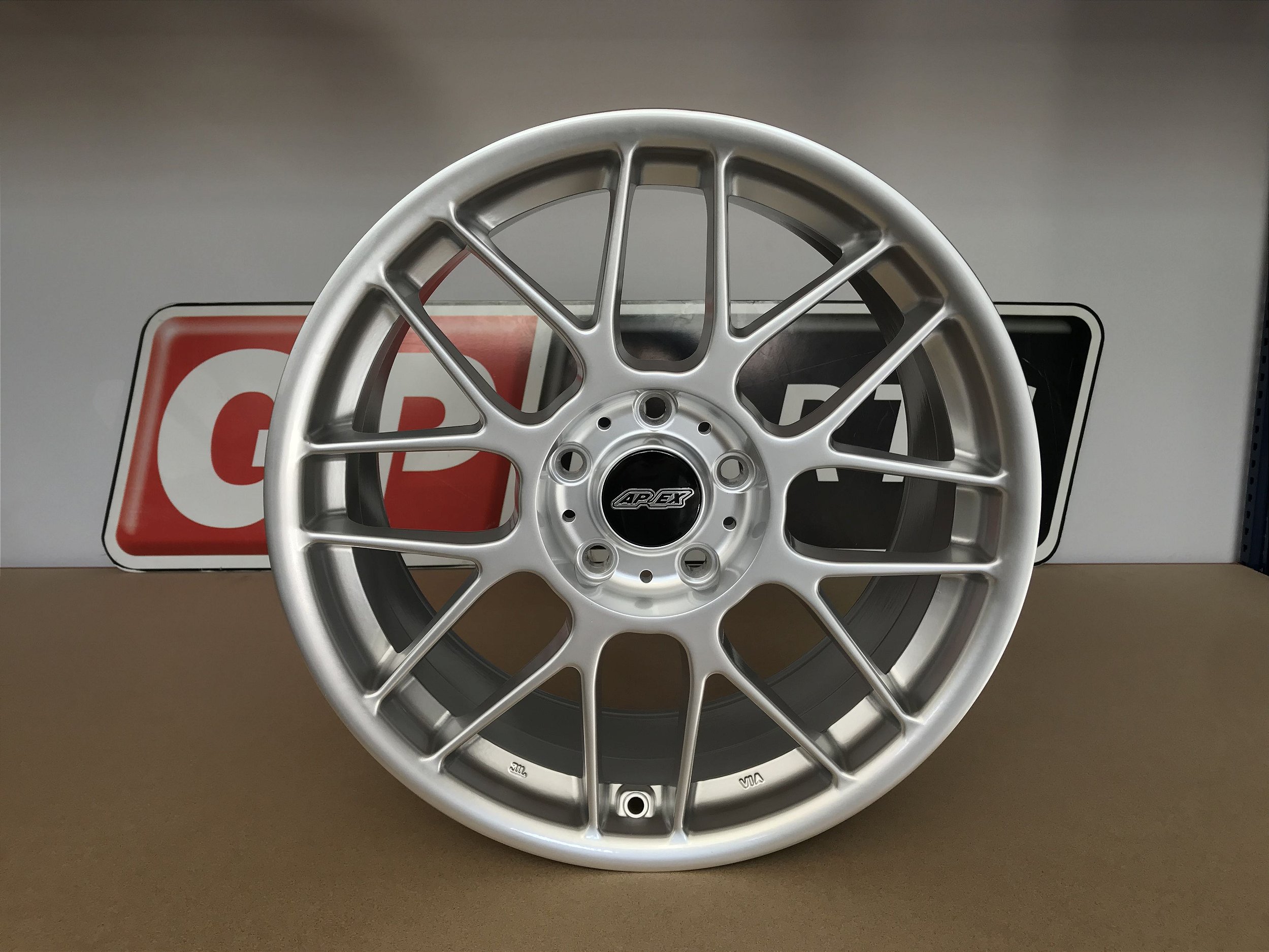 Rodas Esportivas APEX ARC-8 Hyper Silver 5x120 18x8,5 ET38 - 18x9,5 ...