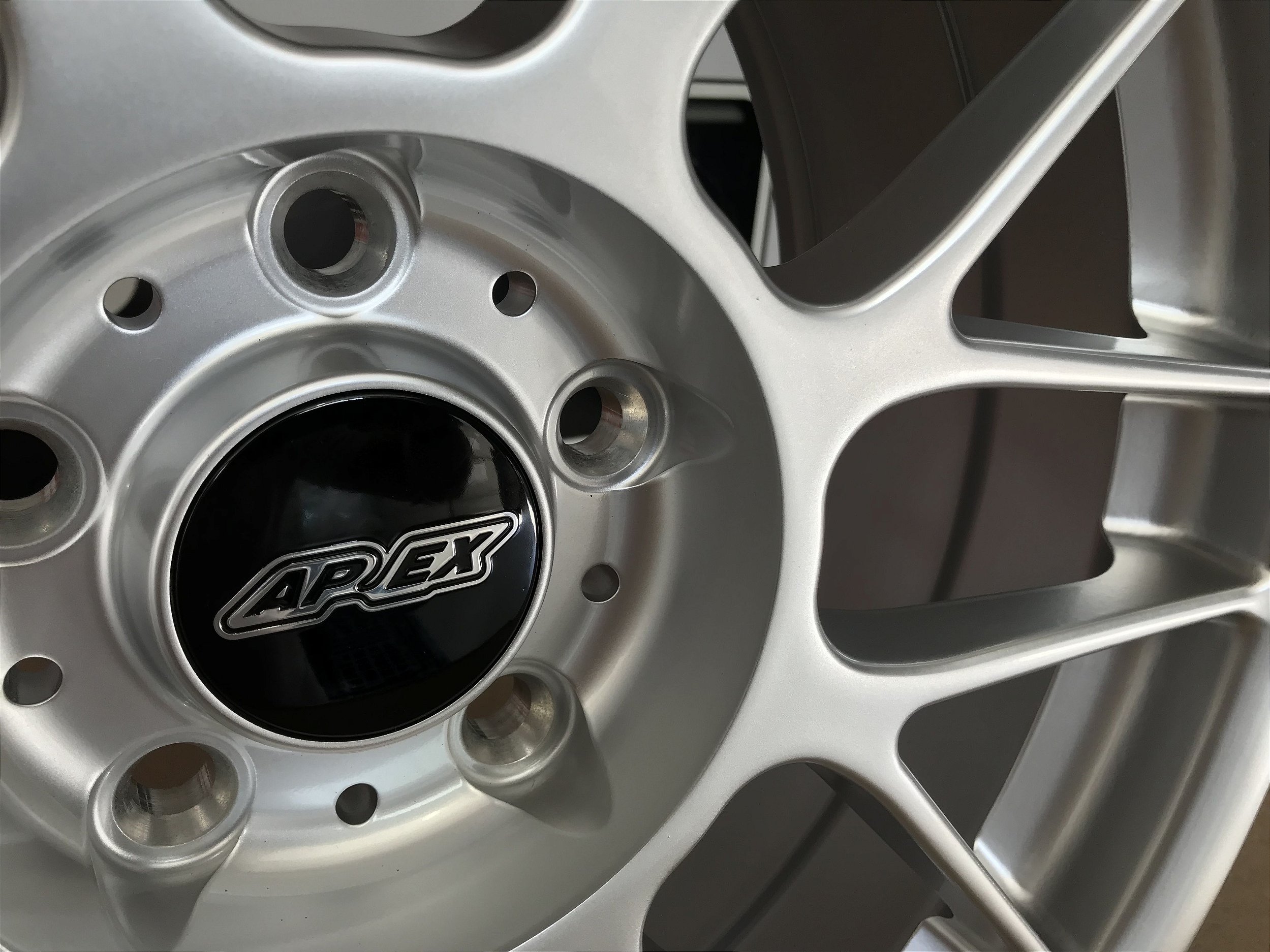 Rodas Esportivas APEX ARC-8 Hyper Silver 5x120 18x8,5 ET38 - 18x9,5 ...