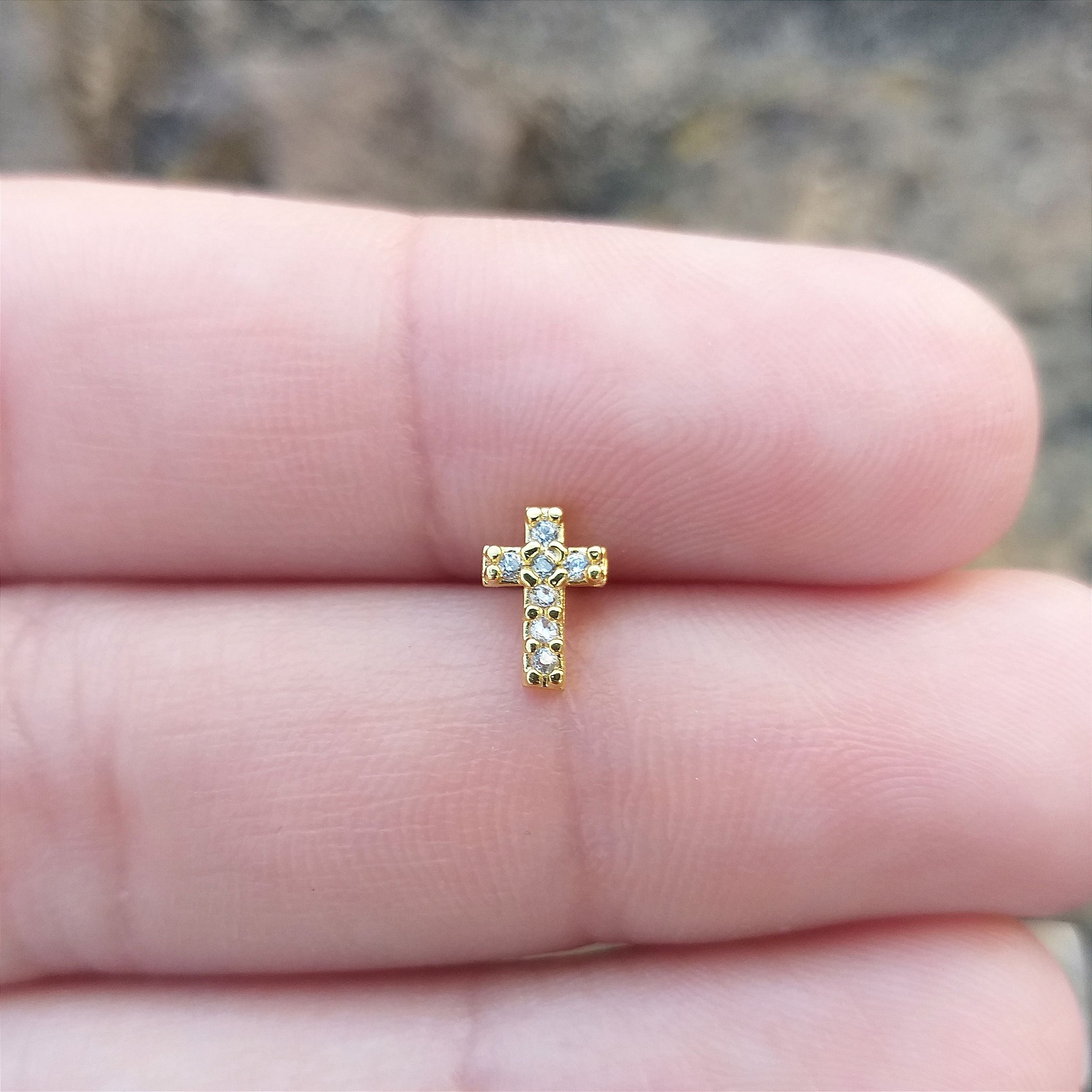 Piercing Cruz Cravejado Com Banho De Ouro - SegundoFuro.com