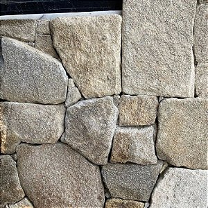 Pedra Moledo Branca Natural - Revestimento para Parede - Original Pedras