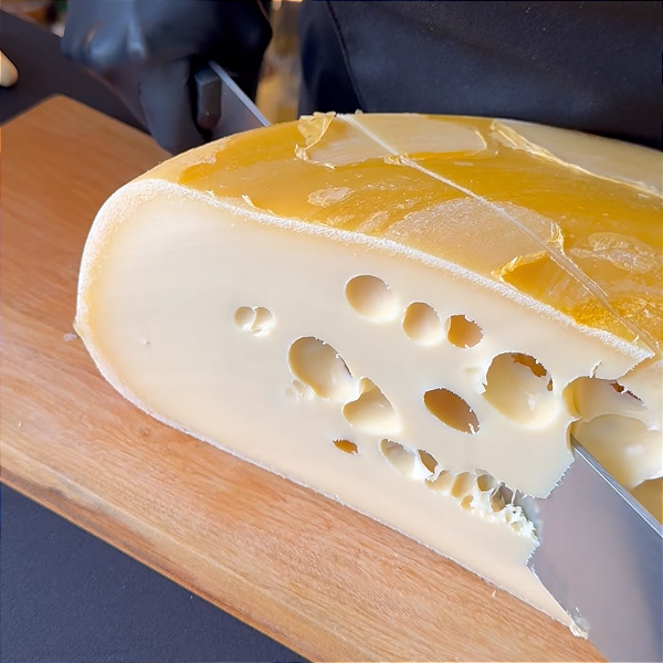 Queijo Tipo Emmental - Queijo Artesanal Brasileiro - O Queijólatra Loja ...