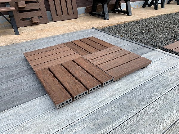 Deck 43x43 cm modular Cor Ipê - Madeira Plástica Com textura - Lazer e Casa