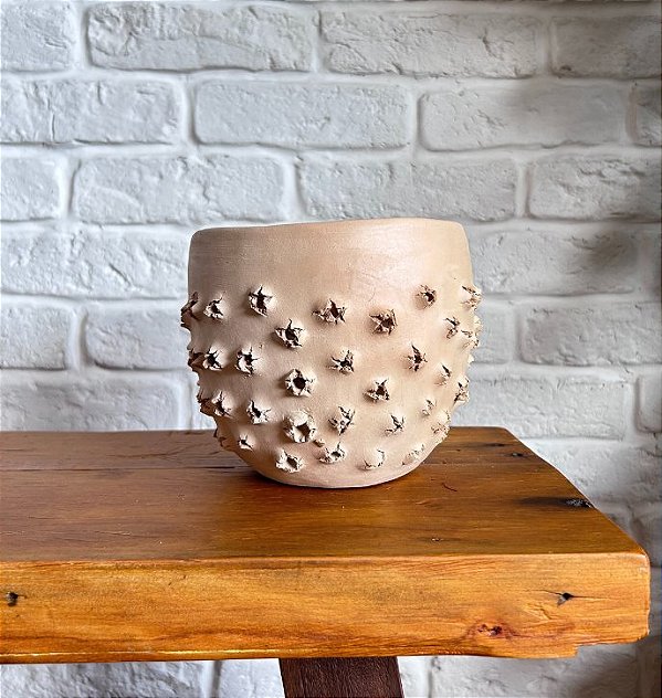 Vaso Decorativo de Barro com Furos | Vale do Jequitinhonha - Casa e ...