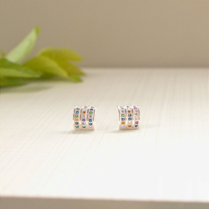 Brinco meia volta zircônias coloridas cravejadas folheado a ródio ...