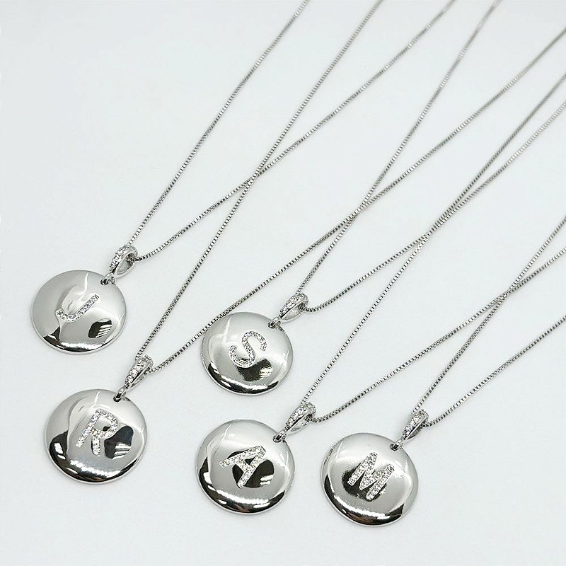 Colar Medalha Letra Inicial Zircônias Banho de Ródio Branco - Loja ...