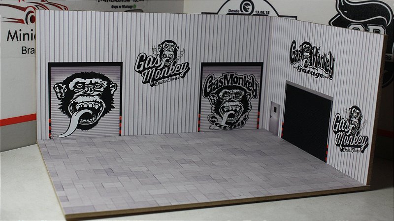 Diorama - Gas Monkey - 1/64 - MDF - Minicars Brasil