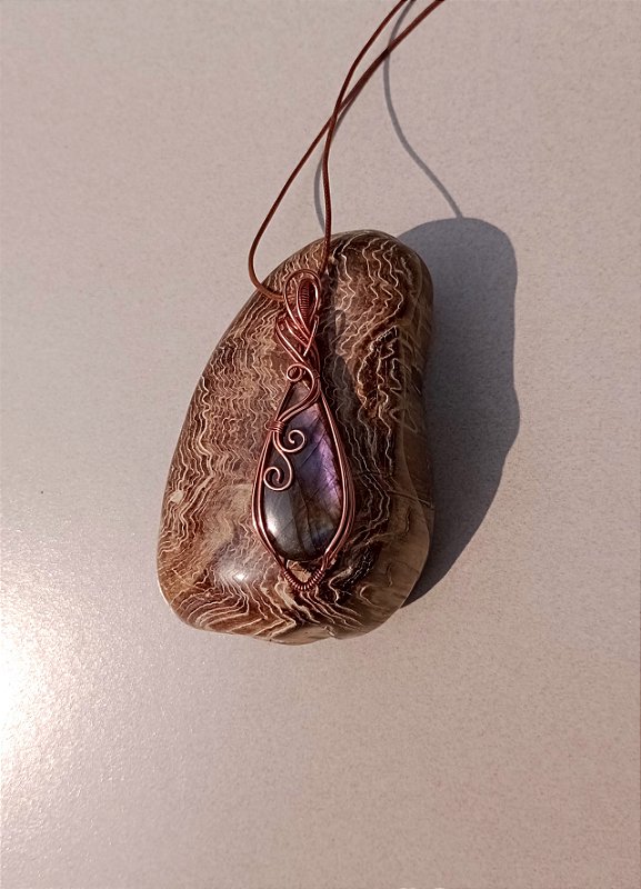 Colar com pedra Labradorita natural e trabalho em wirework - Jóias que ...