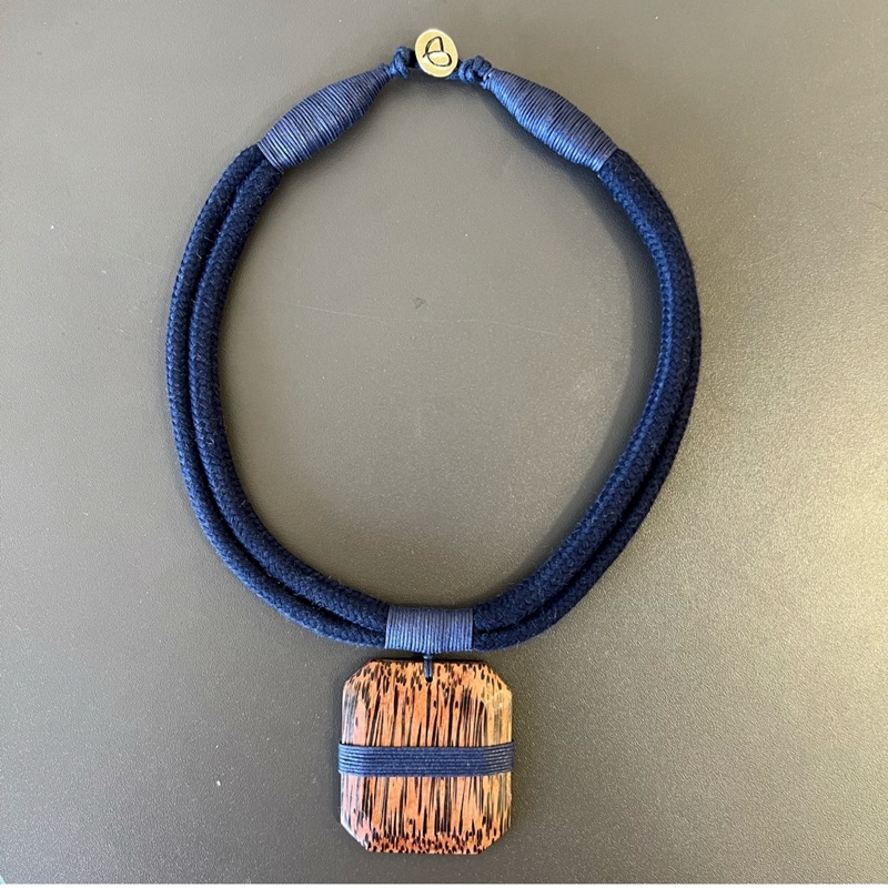 Colar Design Natural algodão azul madeira - Muzazen - Semijoias e ...