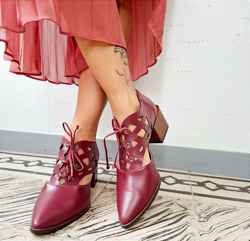 Sapato em couro bordô com salto amadeirado - azulcobalto