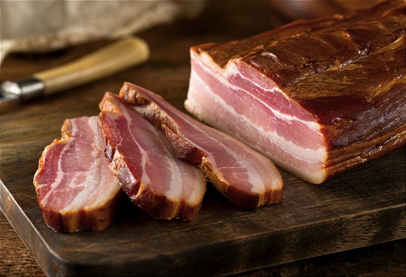 Bacon Defumado Artesanal em pedaços, bandeja com 1kg - La Tocineta
