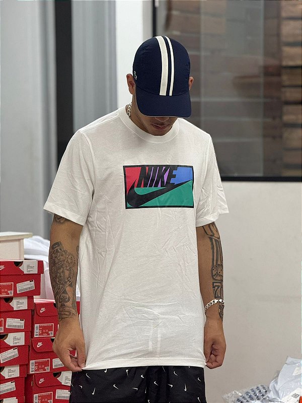 Camiseta Nike Sportwear Patch (Branca) - JNoriginalshop